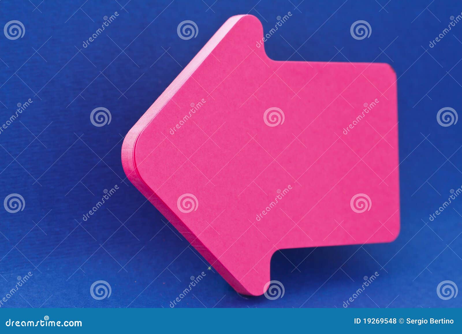 Flecha rosada en azul foto de archivo. Imagen de direcciones - 19269548