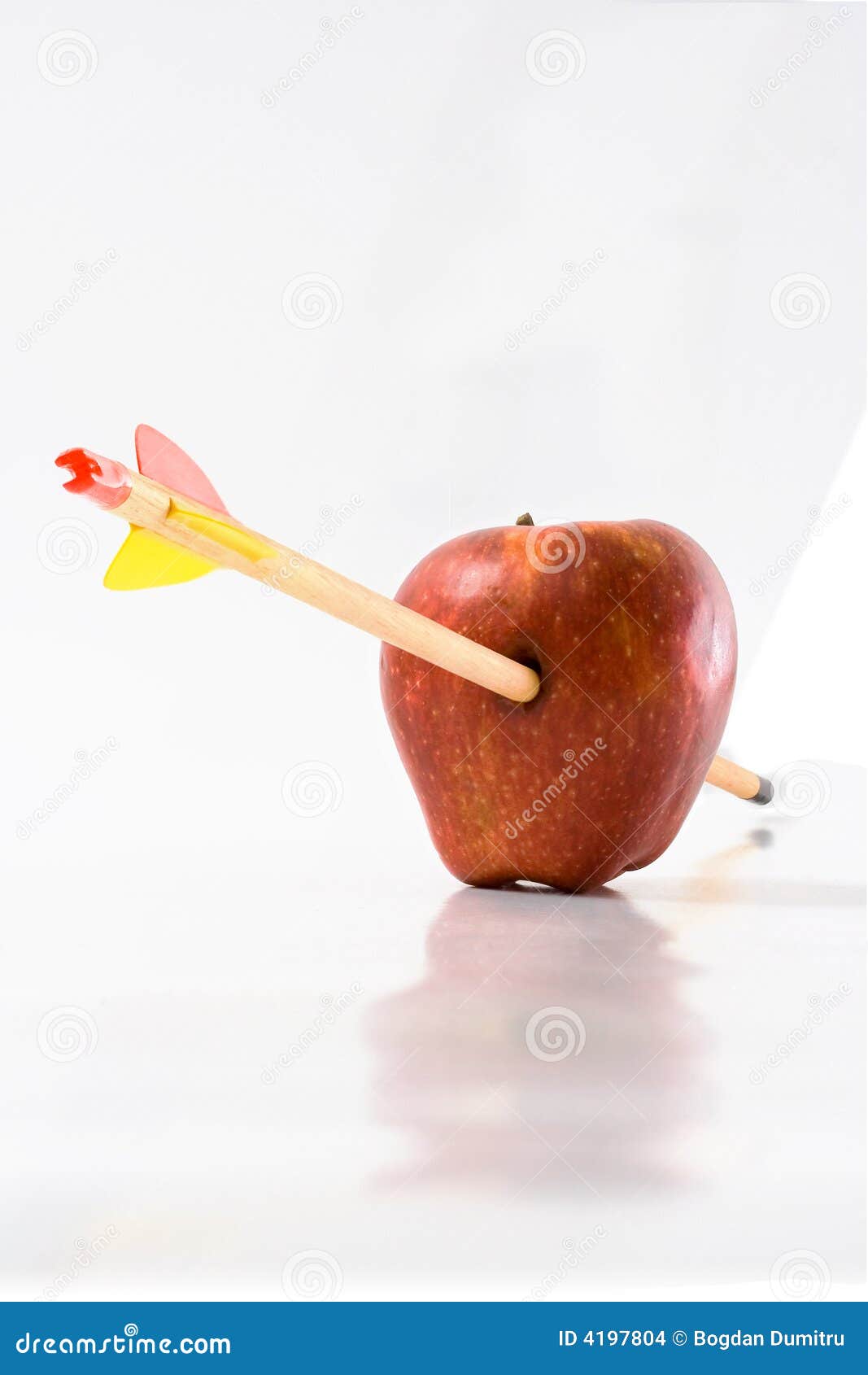 Flecha a Través De Un Apple Foto de archivo - Imagen de aislado ...