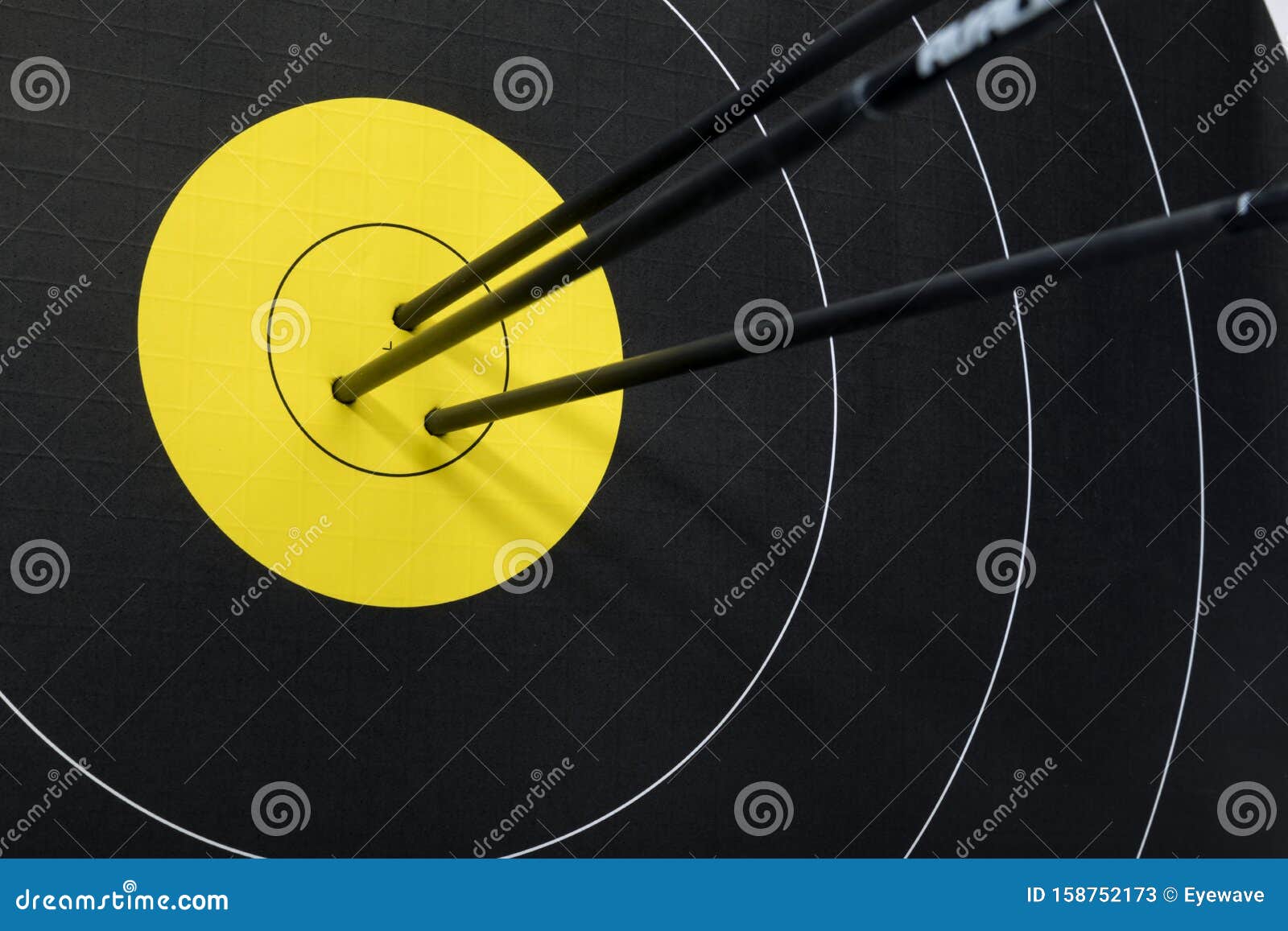 Flechas En El Centro Del Tiro Con Arco Imagen de archivo - Imagen de ...