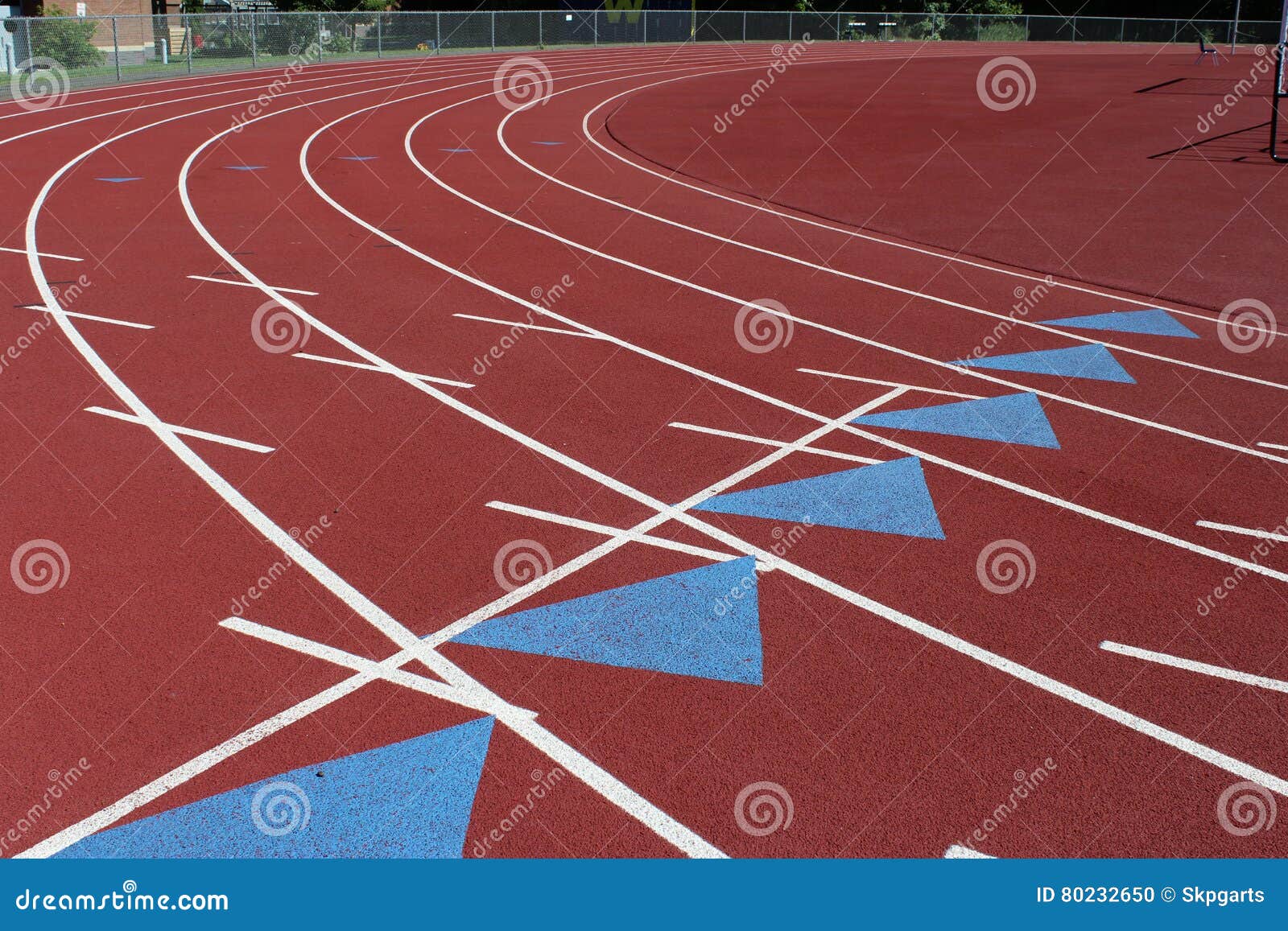 Flechas en pista foto de archivo. Imagen de flechas, corriendo - 80232650