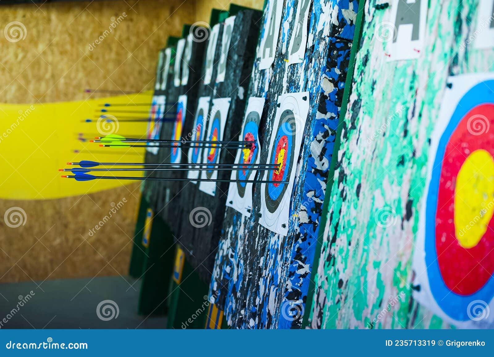 Flechas En Tiro Con Arco Objetivo En Tiro Con Arco Imagen de archivo ...