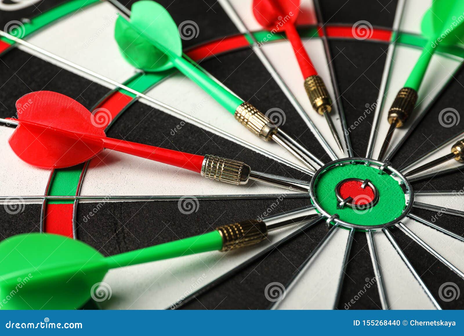 Flechas Rojas Y Verdes En Tablero De Dardo Foto de archivo - Imagen de ...