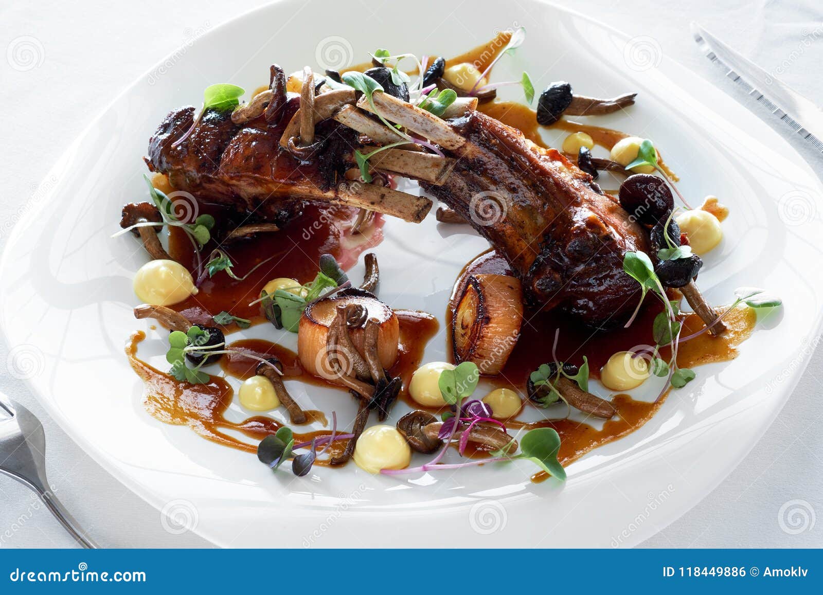 Fleisch Des Lamms Mit Dem Knochen Stockfoto - Bild von nahaufnahme ...