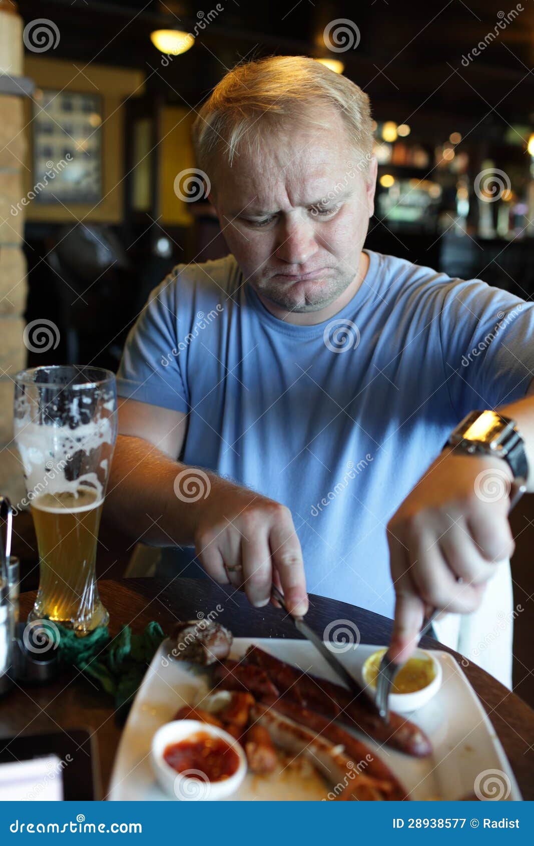 Fleisch fressende Wurst stockbild. Bild von gesund, mahlzeit - 28938577