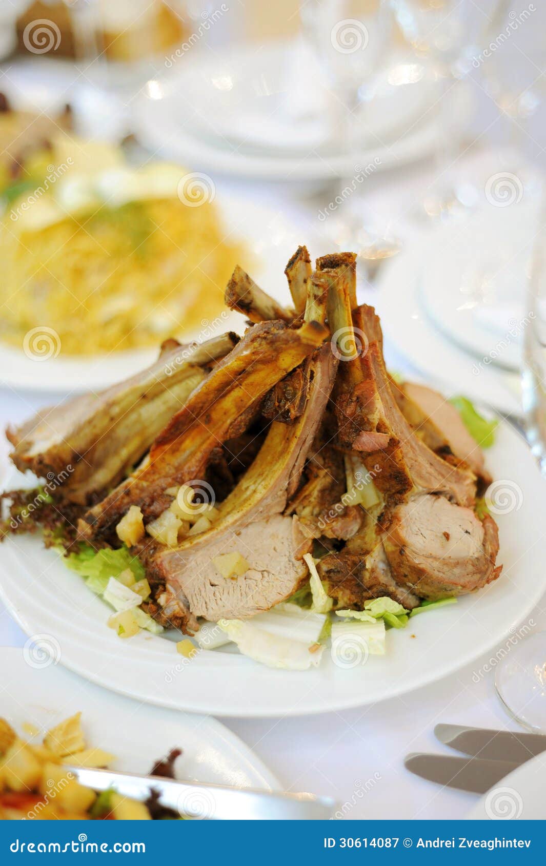 Fleisch mit den Knochen stockbild. Bild von essen, nahrung - 30614087