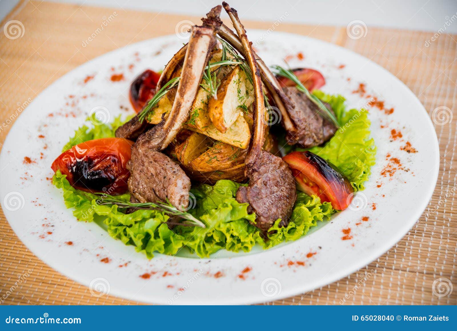 Fleisch mit Knochen stockfoto. Bild von feinschmecker - 65028040