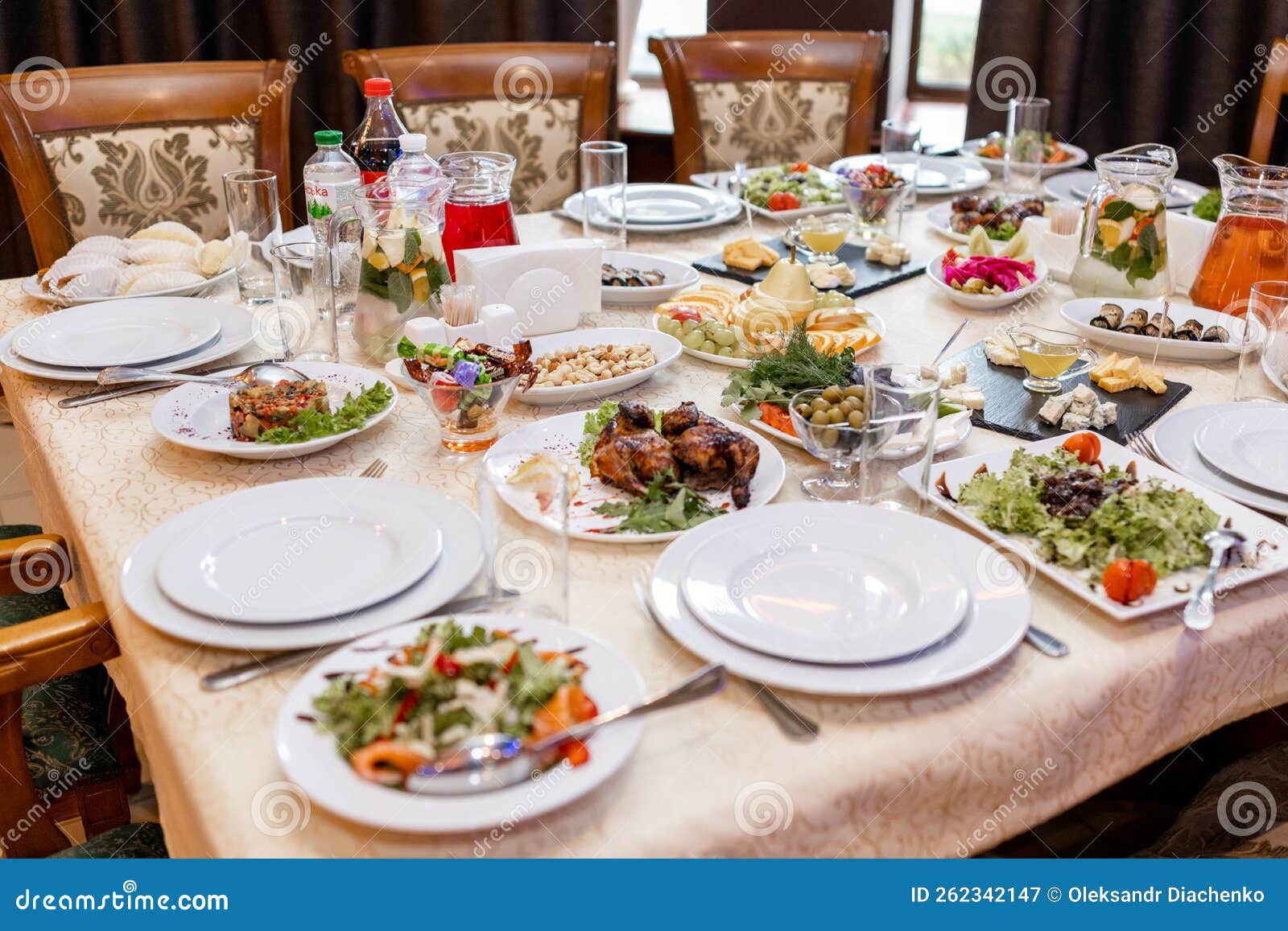 Fleisch Und Essen Auf Dem Tisch Im Restaurant Stockbild - Bild von ...