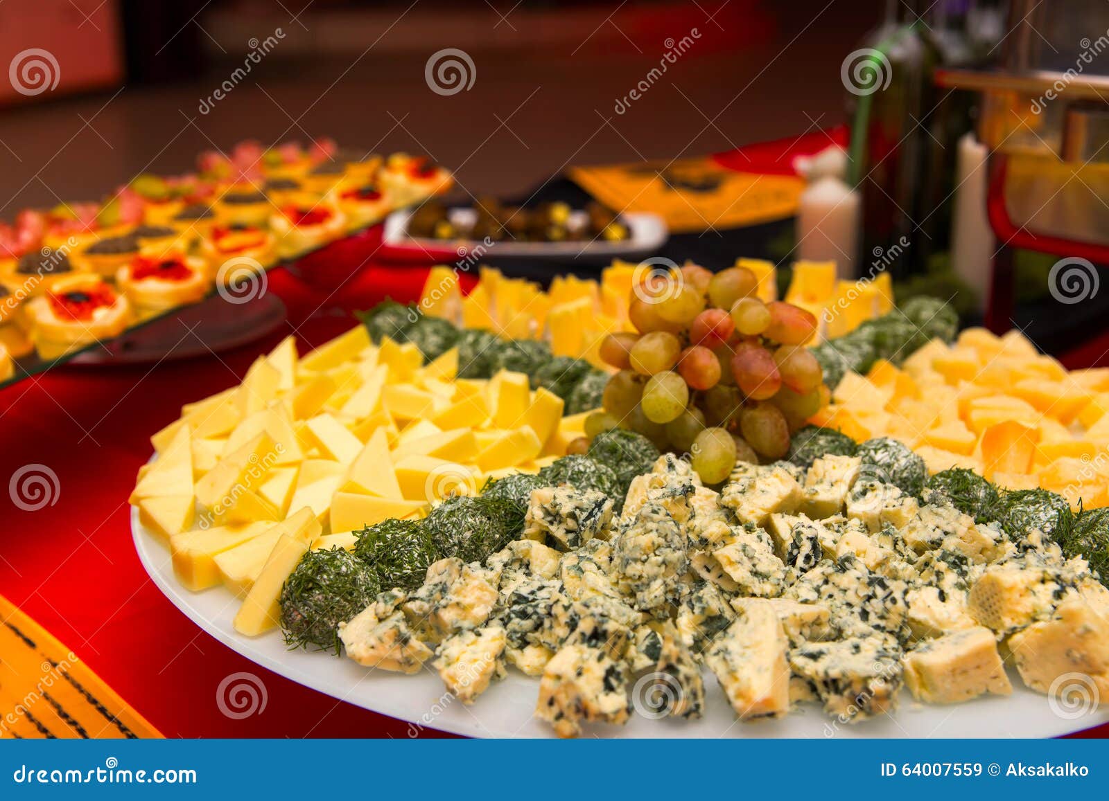 Flera olika franska ostar fotografering för bildbyråer. Bild av gruyere ...