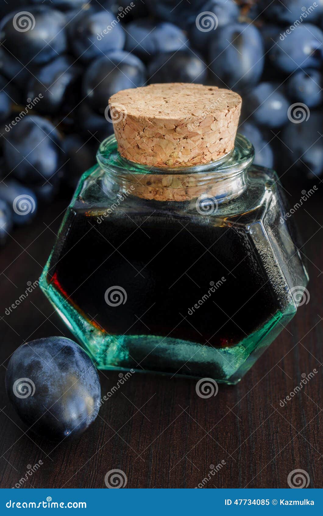 Fles balsemieke azijn stock afbeelding. Image of specerij - 47734085