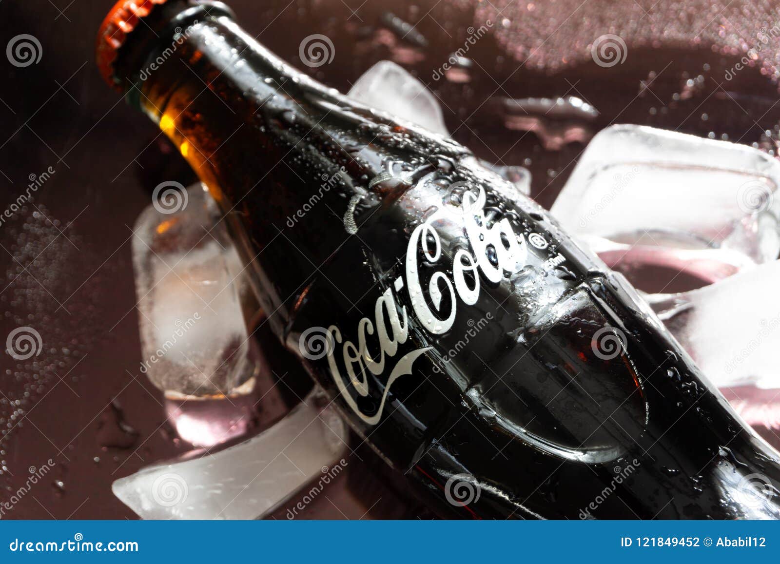 Fles Coca-cola Op Zwarte Achtergrond Redactionele Fotografie - Image of ...