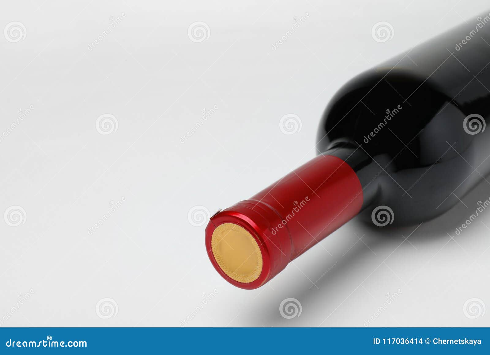 Fles Dure Rode Wijn Op Lichte Achtergrond Stock Foto - Afbeelding ...