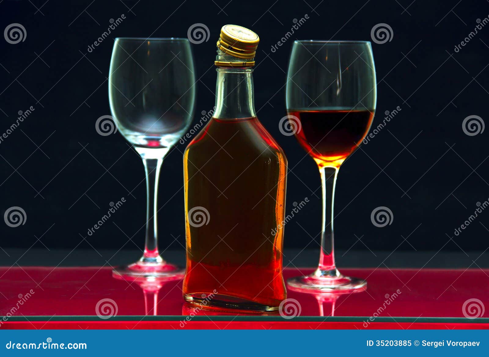 Fles En Glazen Met Alcohol. Stock Afbeelding - Image of vloeibaar ...