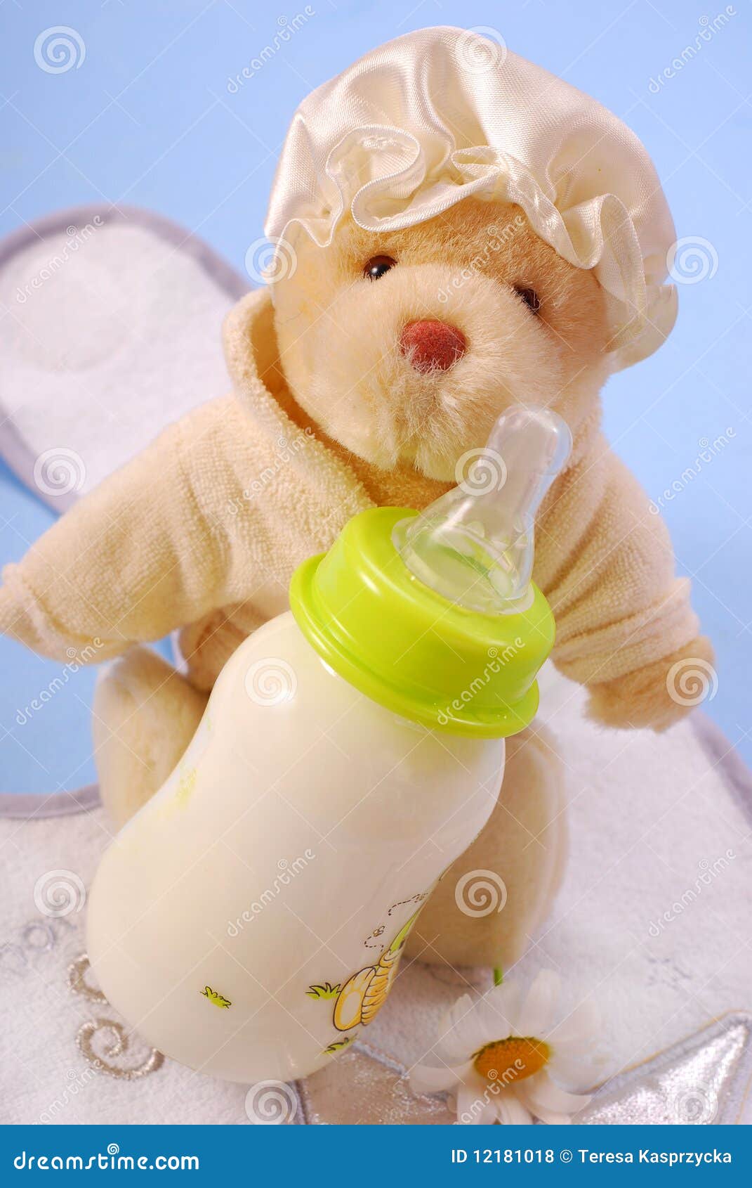 Fles melk voor baby stock foto. Image of voedsel, proef - 12181018