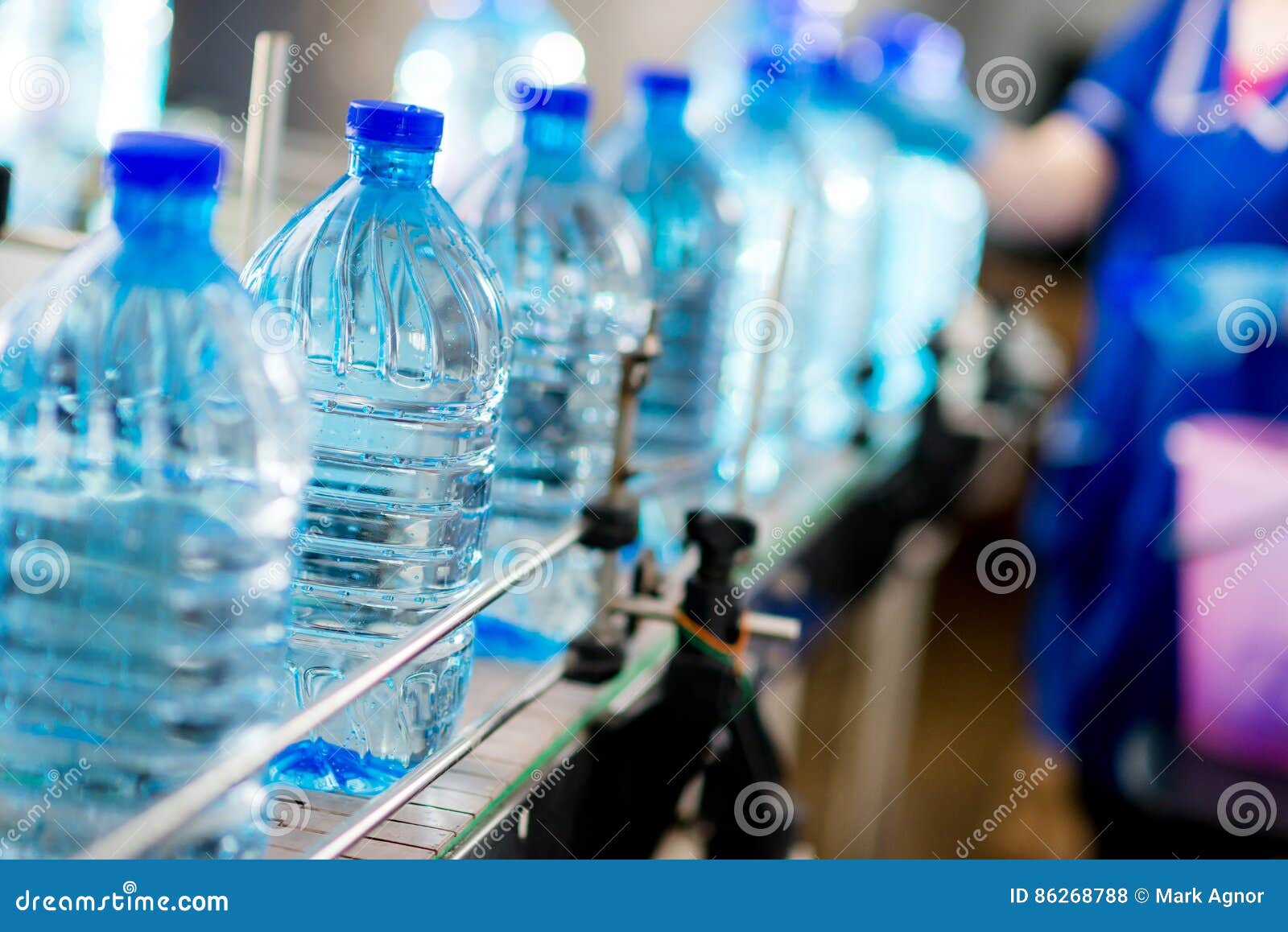 Fles met zuiver water stock foto. Image of fles, machine - 86268788