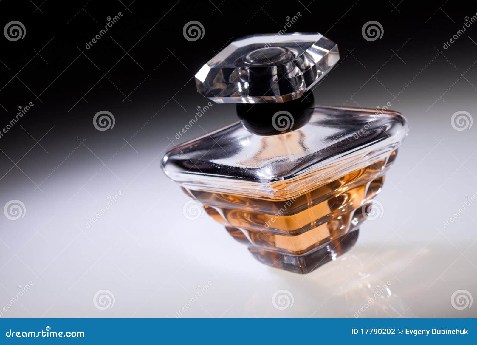 Fles parfum stock foto. Image of vloeistof, toebehoren - 17790202