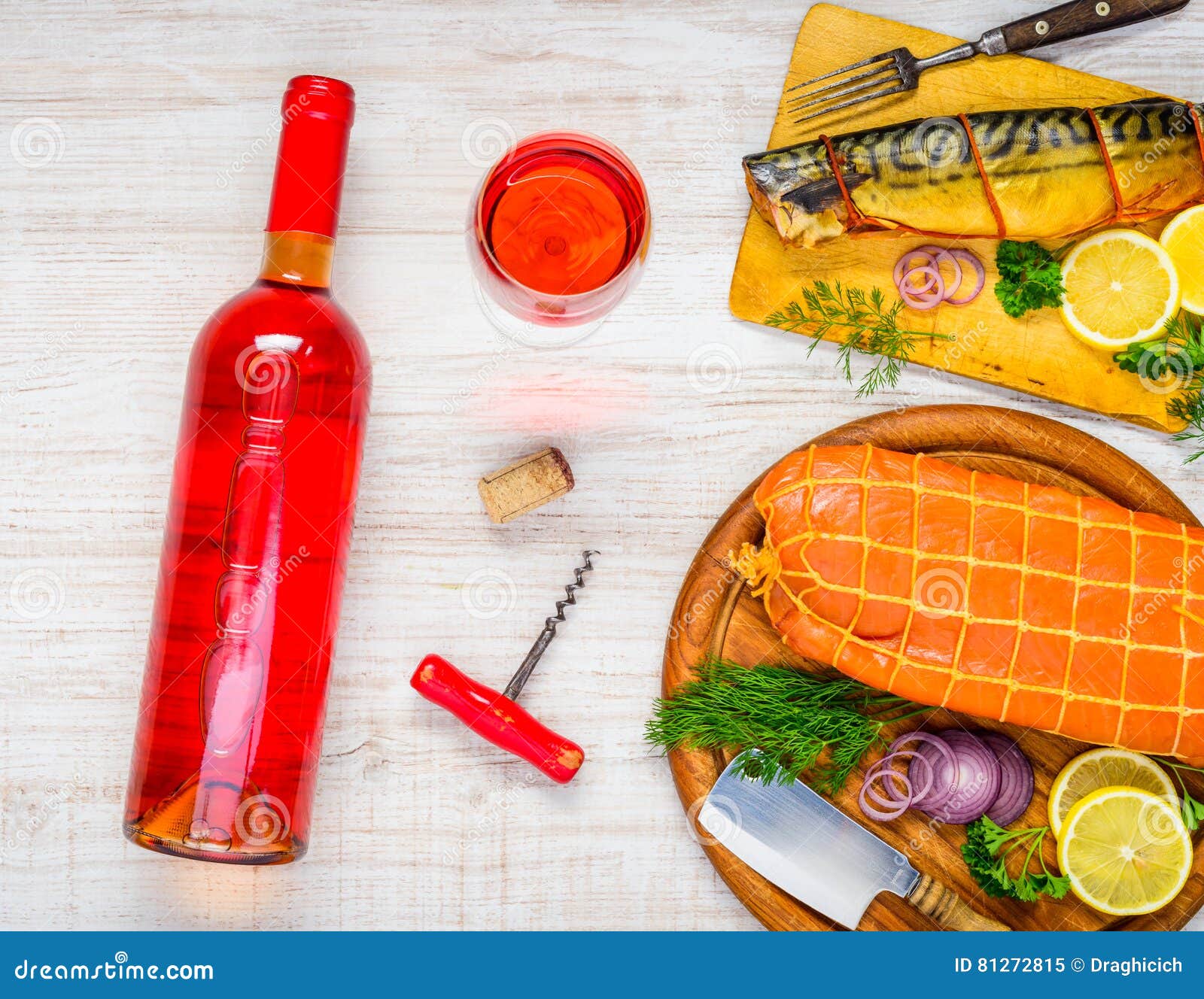 Fles Rose Wine Met Gerookte Vissen Stock Afbeelding - Image of voedsel ...