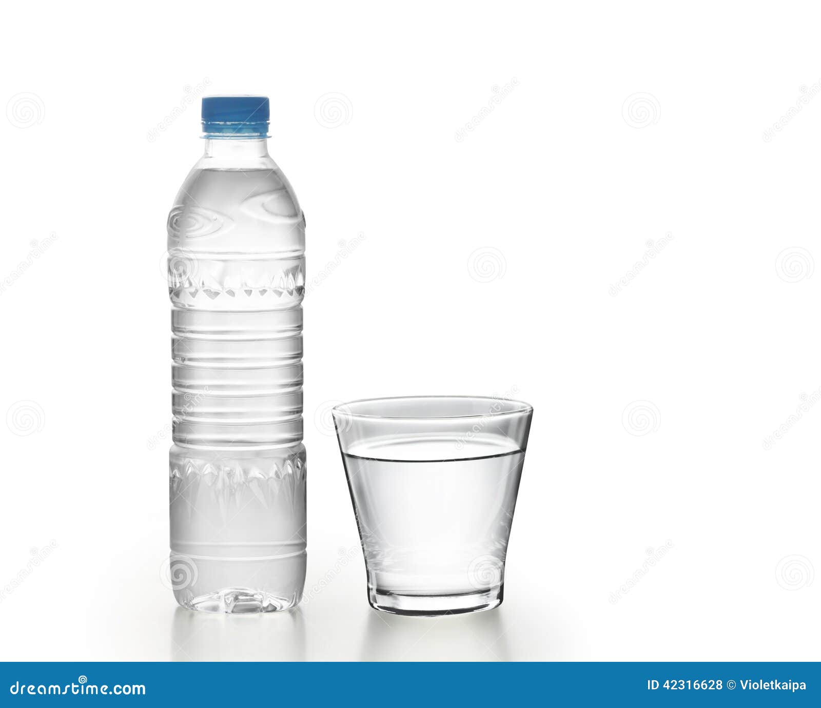 Fles water met glas stock foto. Image of glas, etiket - 42316628