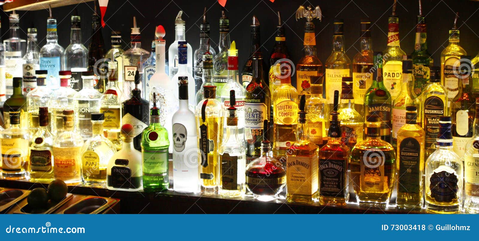 Flessen alcohol redactionele stock foto. Image of parijs - 73003418