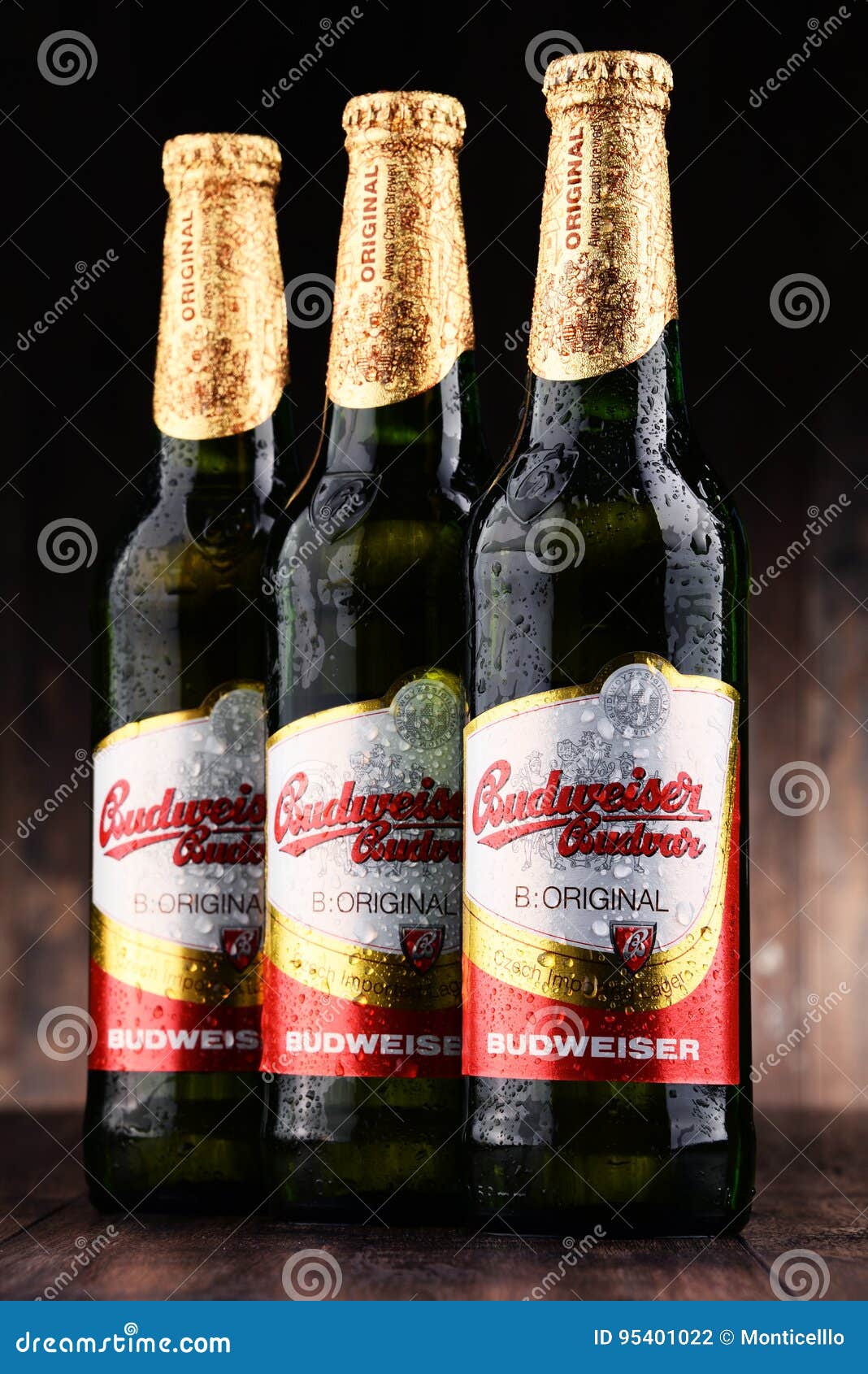Flessen Het Bier Van Budweiser Budvar Redactionele Fotografie - Image ...