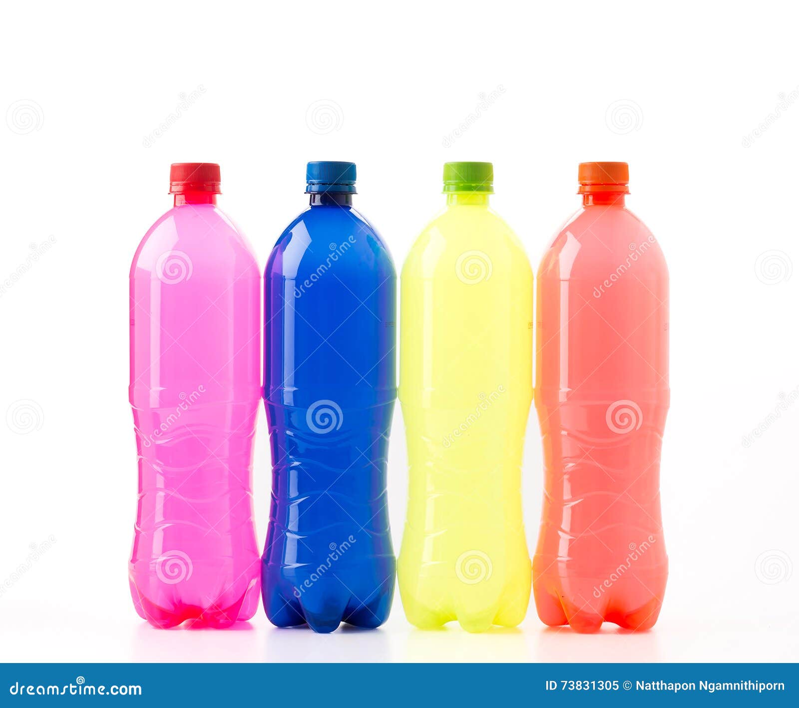 Flessen van frisdranken stock afbeelding. Image of geassorteerd - 73831305