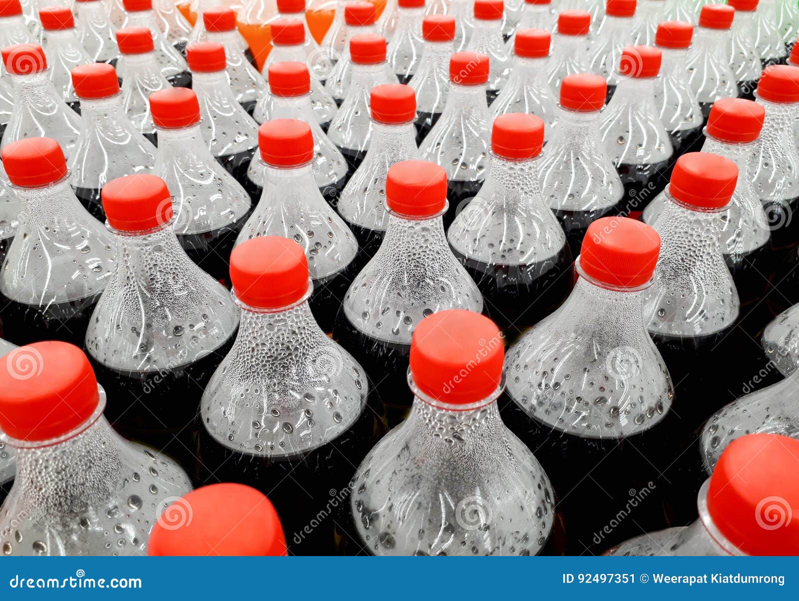 Flessen van frisdranken stock afbeelding. Image of volledig - 92497351