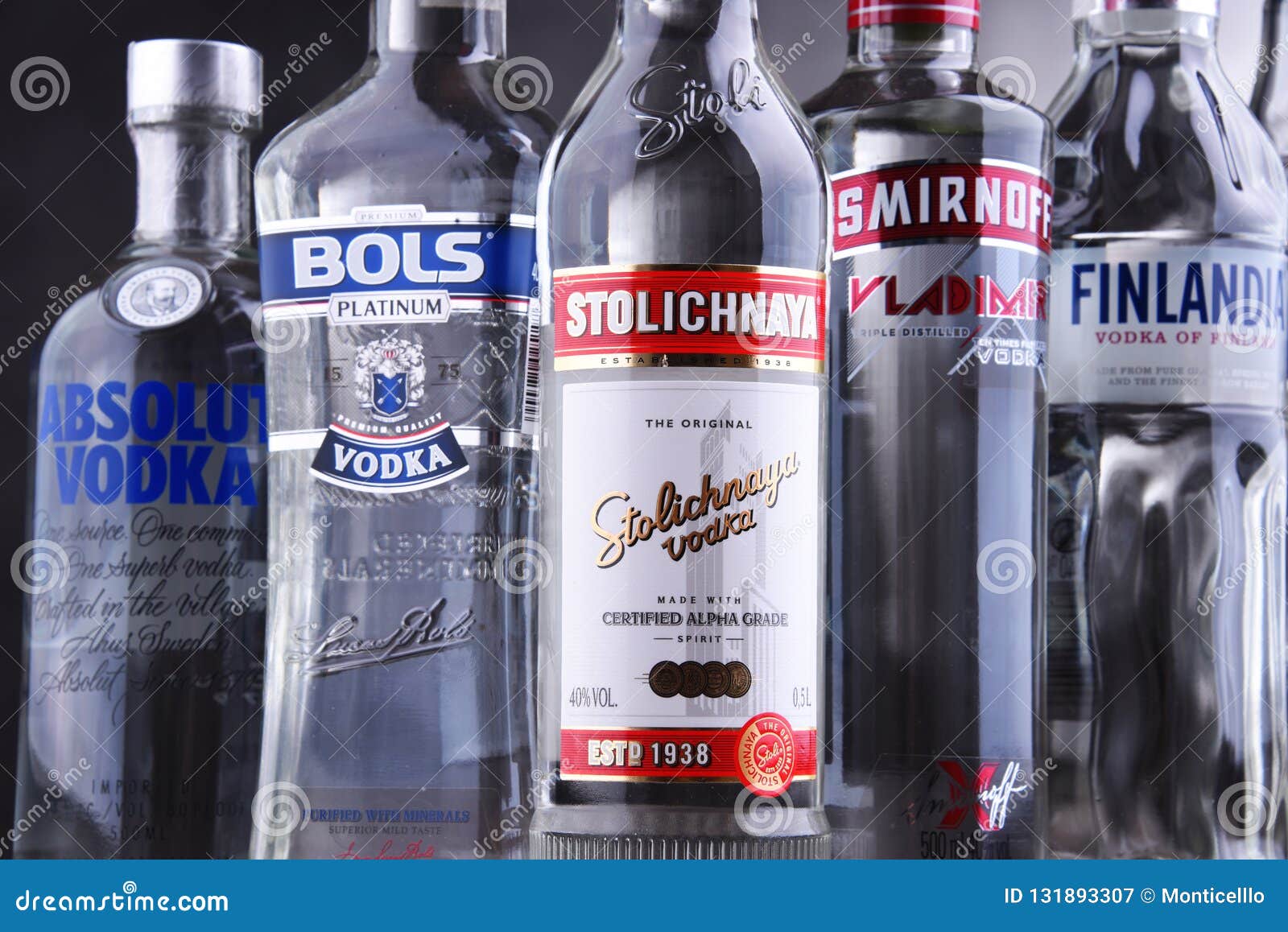 Flessen Van Verscheidene Globale Merken Van Wodka Redactionele ...