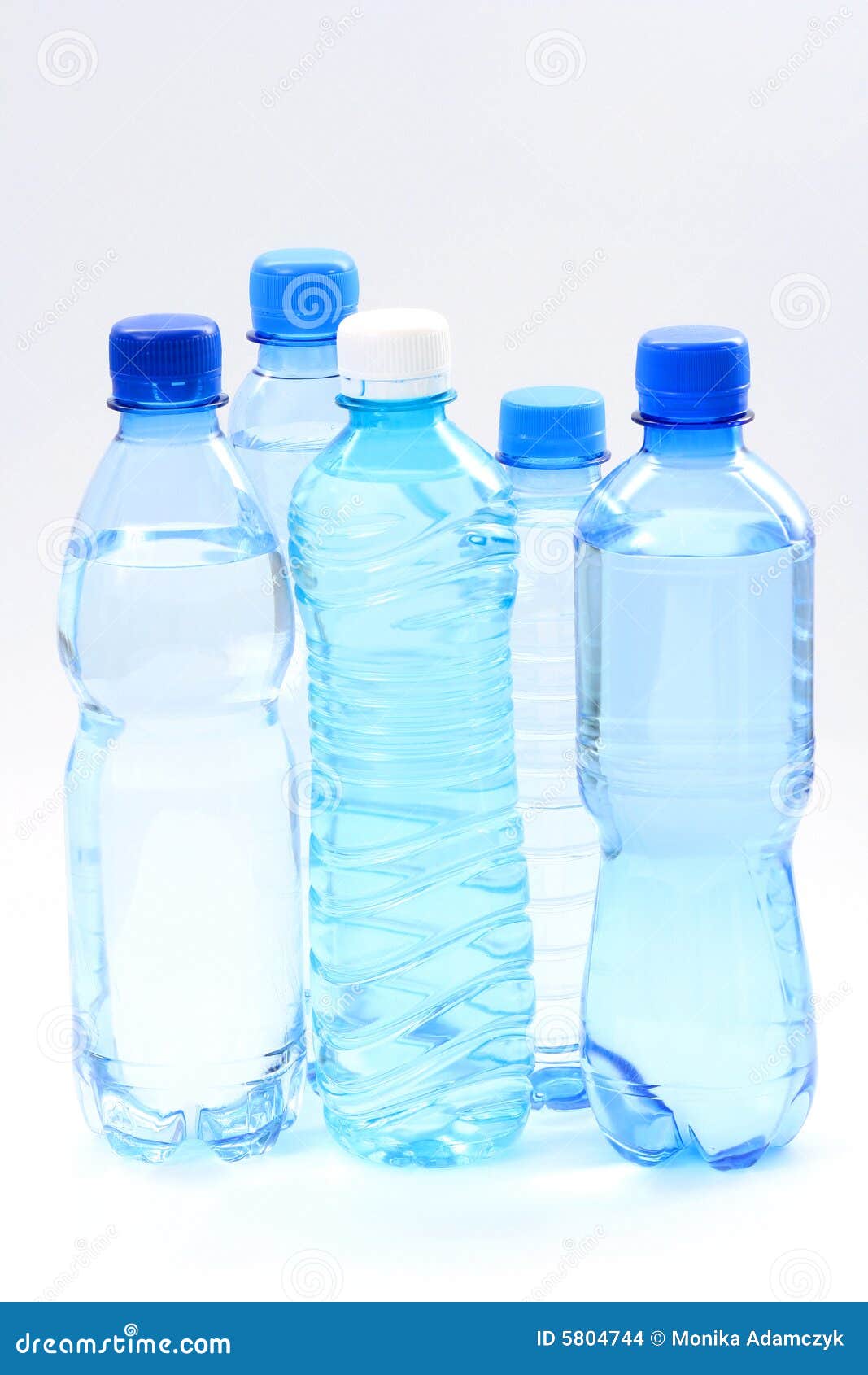 Flessen water stock foto. Image of geïsoleerd, koude, glas - 5804744