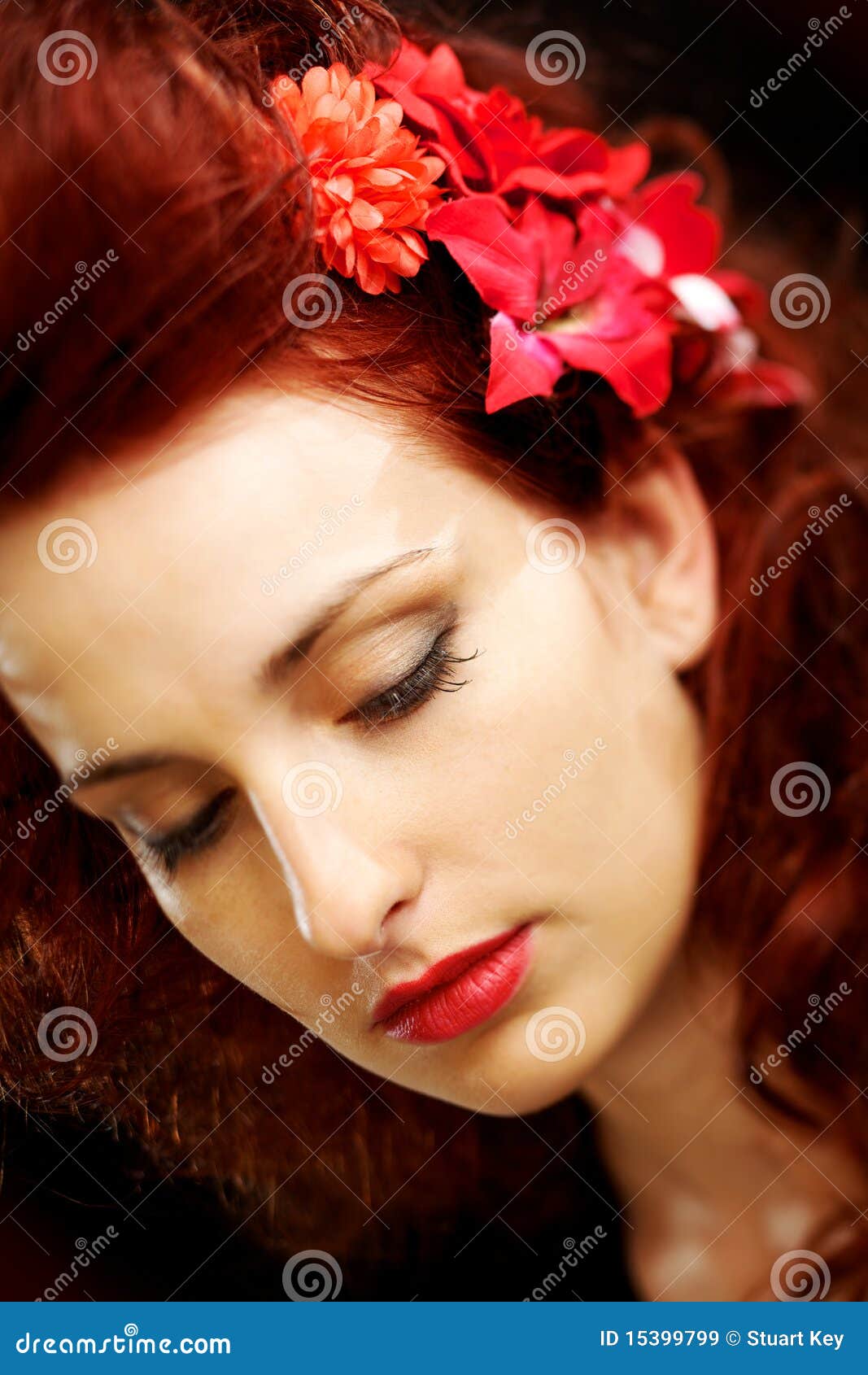 Fleurs Dans Le Cheveu Rouge Saisissant Image stock - Image du rouge ...