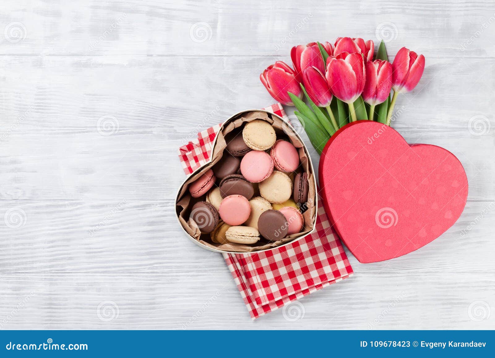 Fleurs De Tulipe Et Biscuits Rouges De Macaron Image stock - Image du ...