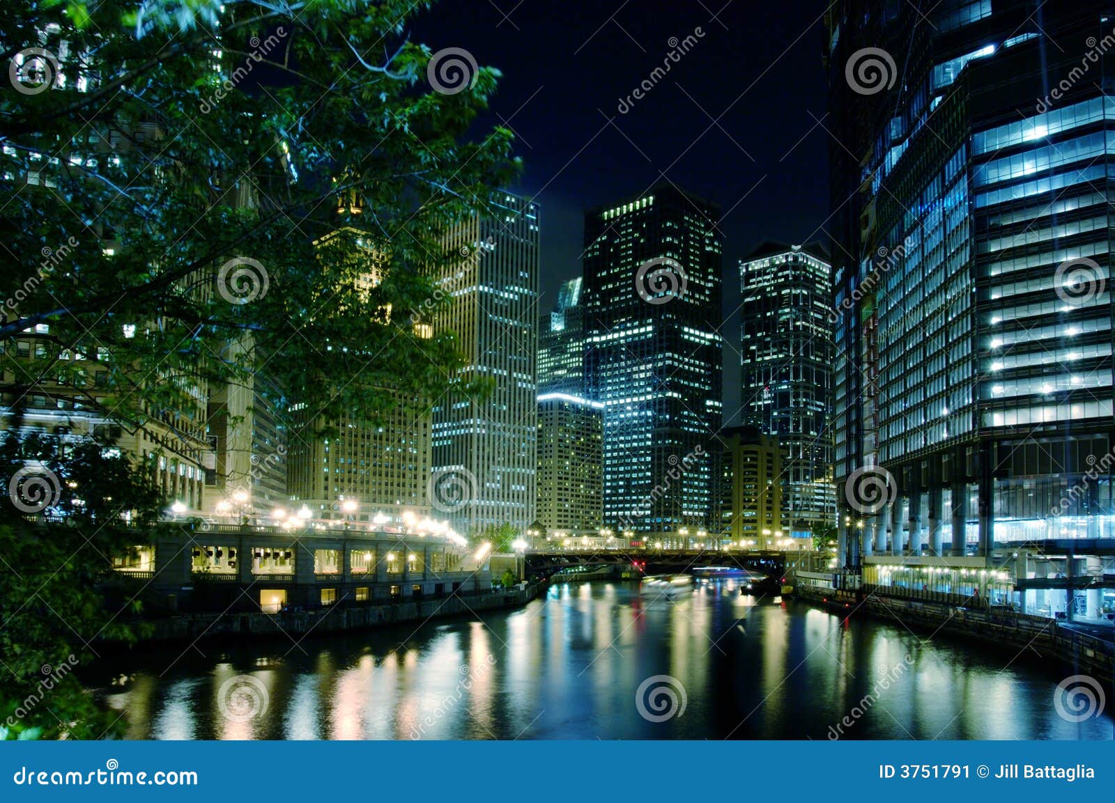 Fleuve de Chicago la nuit image stock. Image du urbain - 3751791