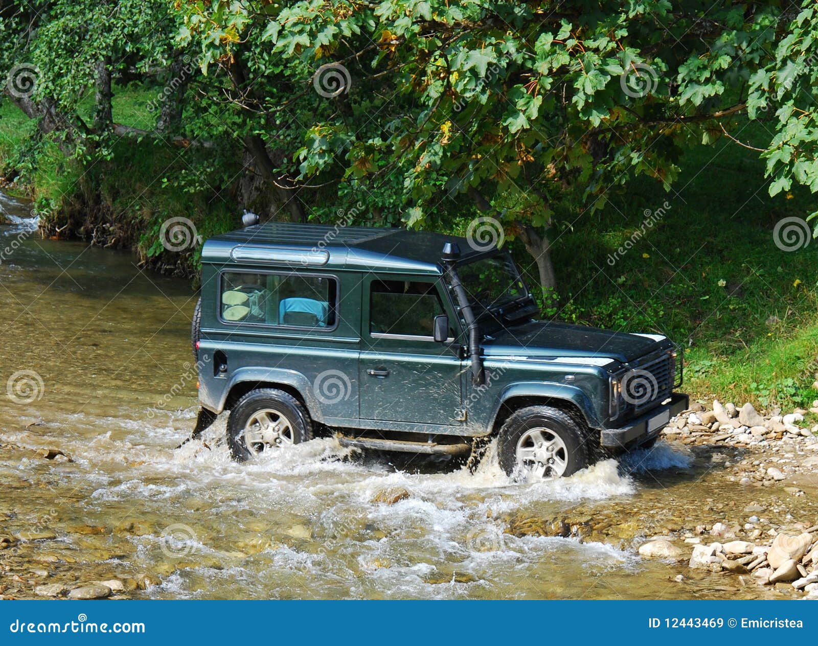 Fleuve De Croisement De Land Rover Image stock - Image du seul ...