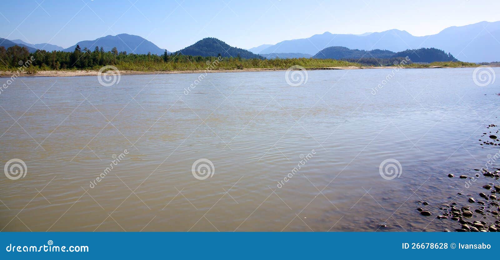 Fleuve de Fraser photo stock. Image of côtes, montagnes - 26678628