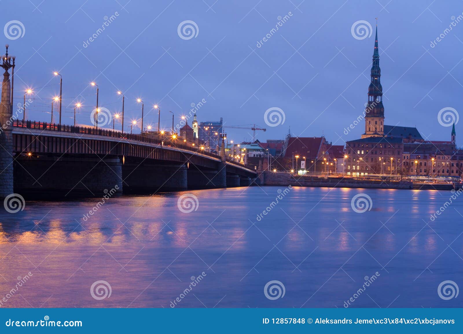 Fleuve De Nuit Avec La Passerelle Photo stock - Image du couleur, ville: 12857848