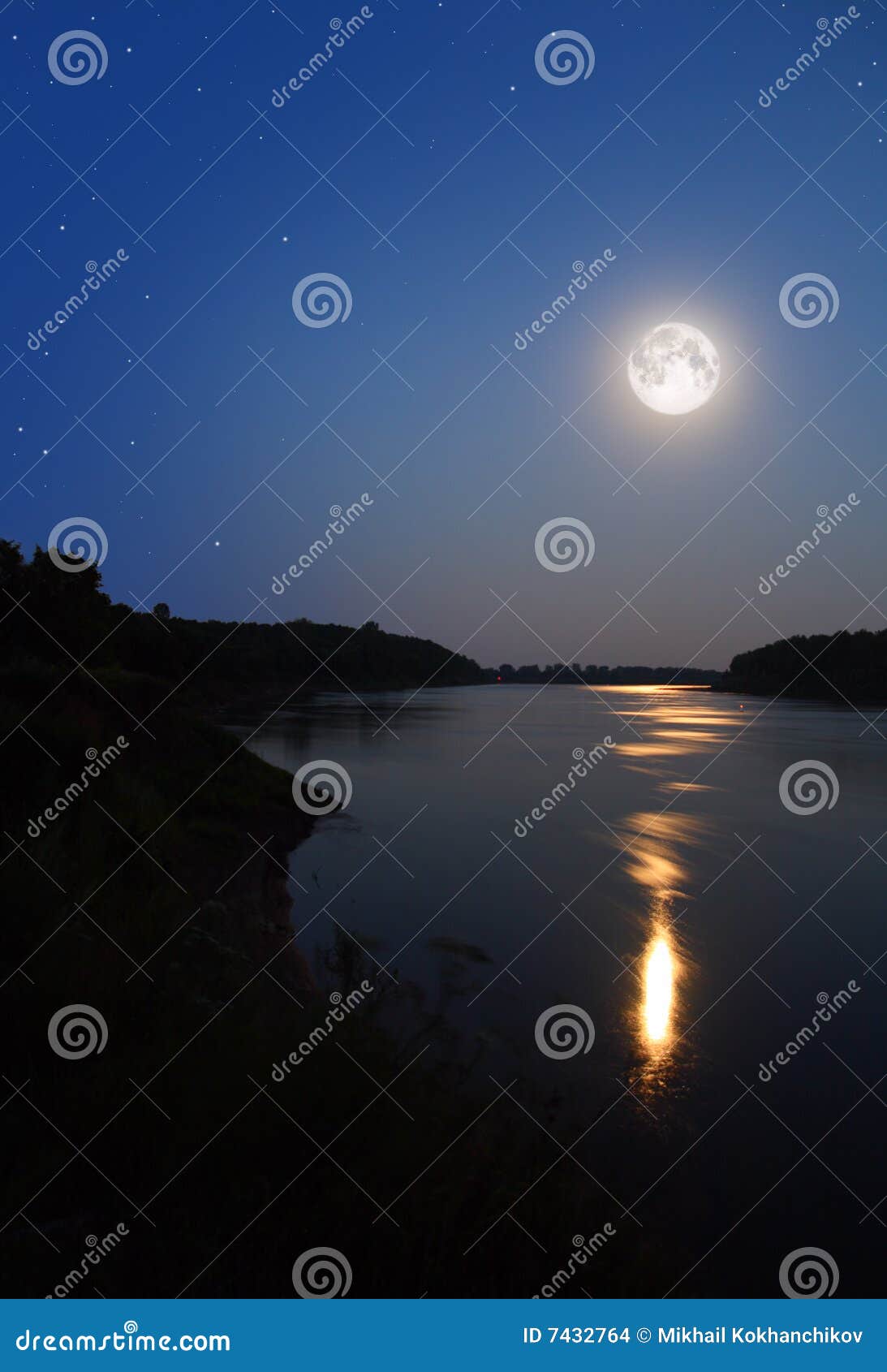 Fleuve de rayon de lune photo stock. Image du loin, majestueux - 7432764