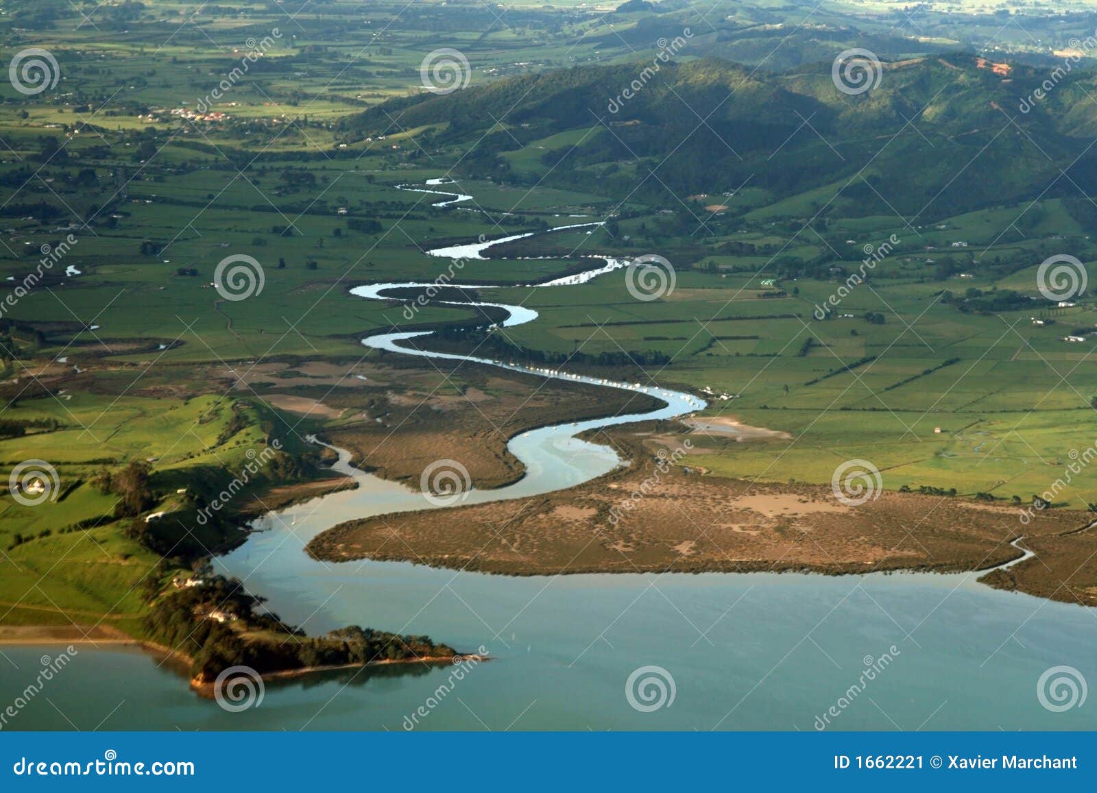 Fleuve sinueux image stock. Image du horizon, compartiment - 1662221