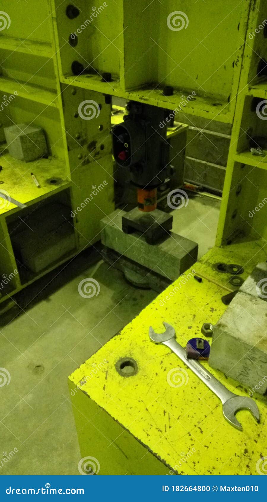 Procedure Test Flexural Strength of Concrete in Laboratorium Stock ...