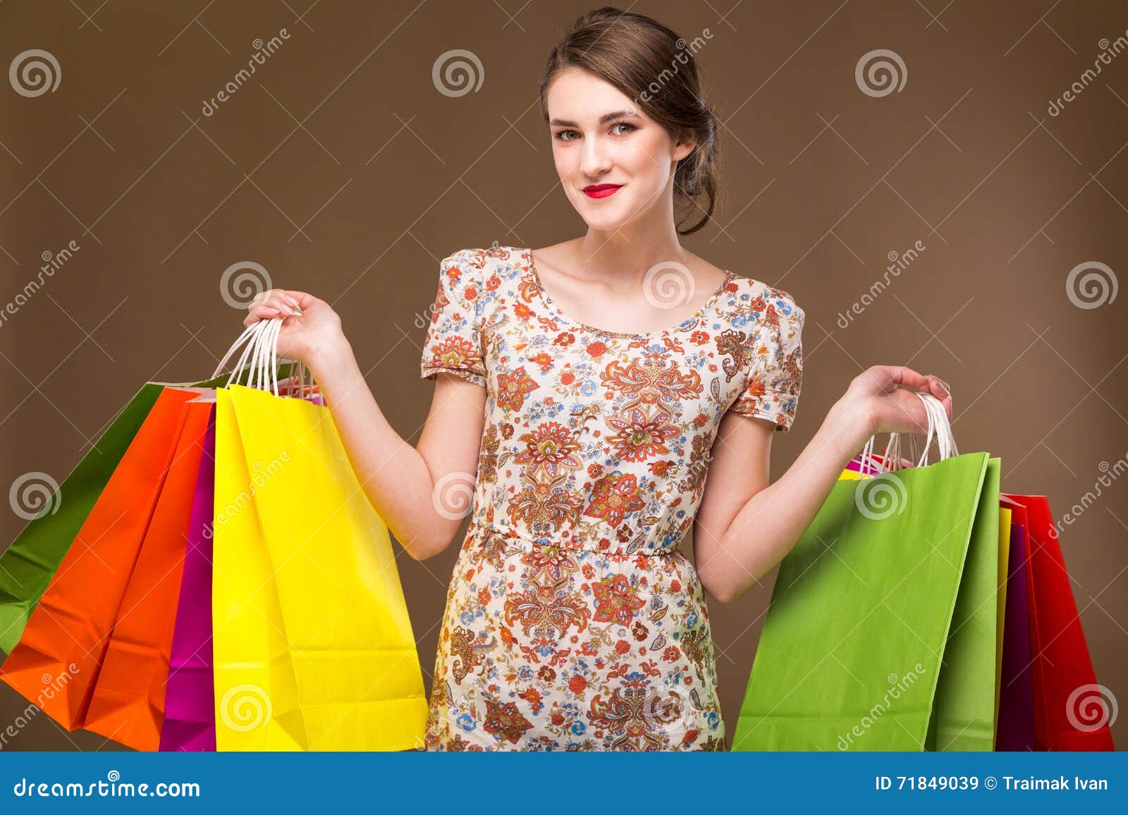 Flicka med shopping 库存图片. 图片 包括有 节假日, 购买, 幸福, 有吸引力的, 礼品 - 71849039