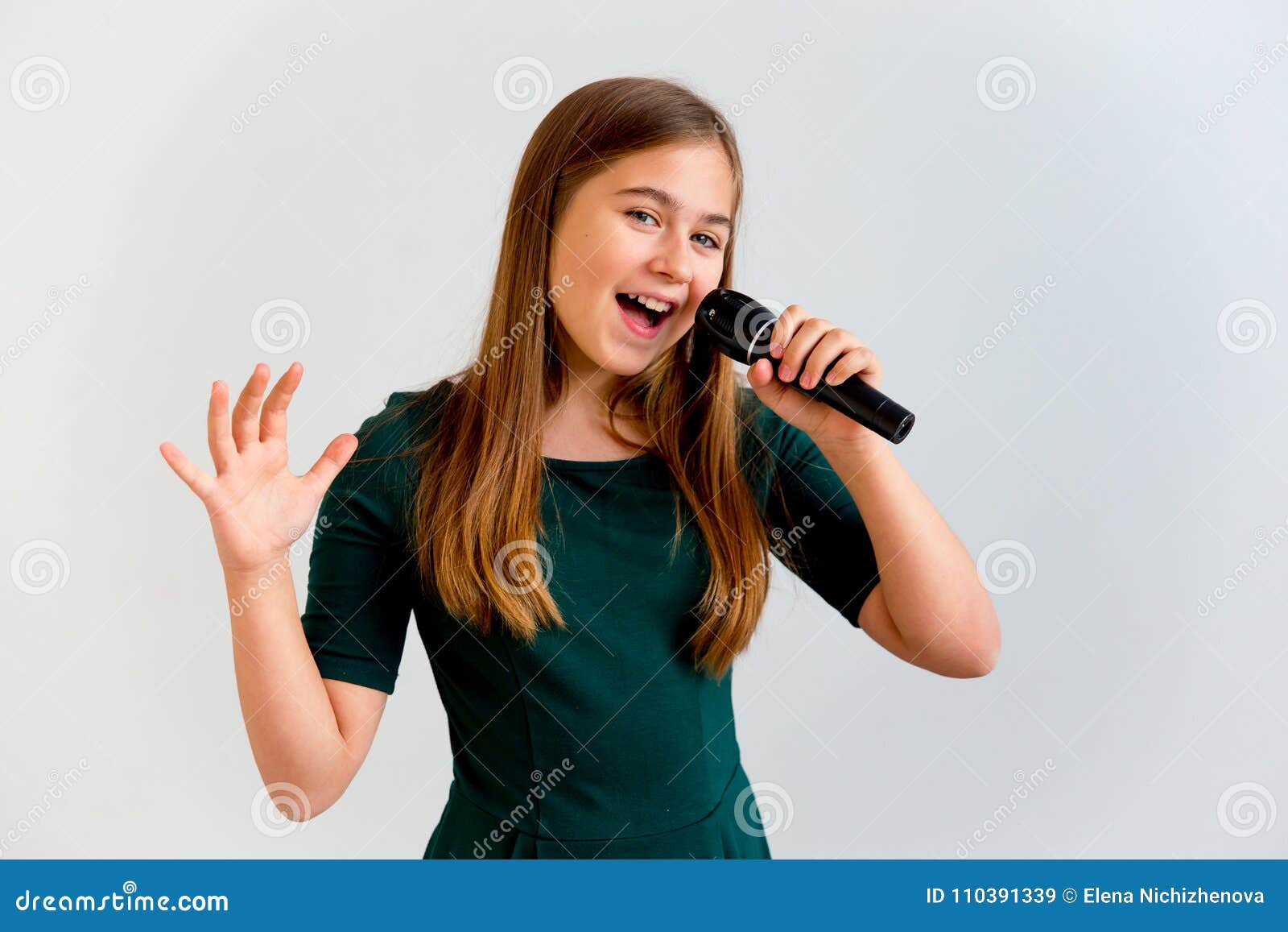 Flicka Som Sjunger Med En Mikrofon Fotografering för Bildbyråer - Bild ...