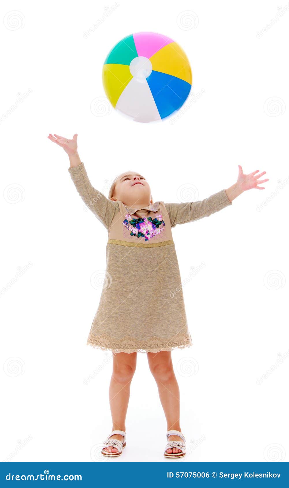 Flickan kastar bollen arkivfoto. Bild av kaukasisk, liten - 57075006