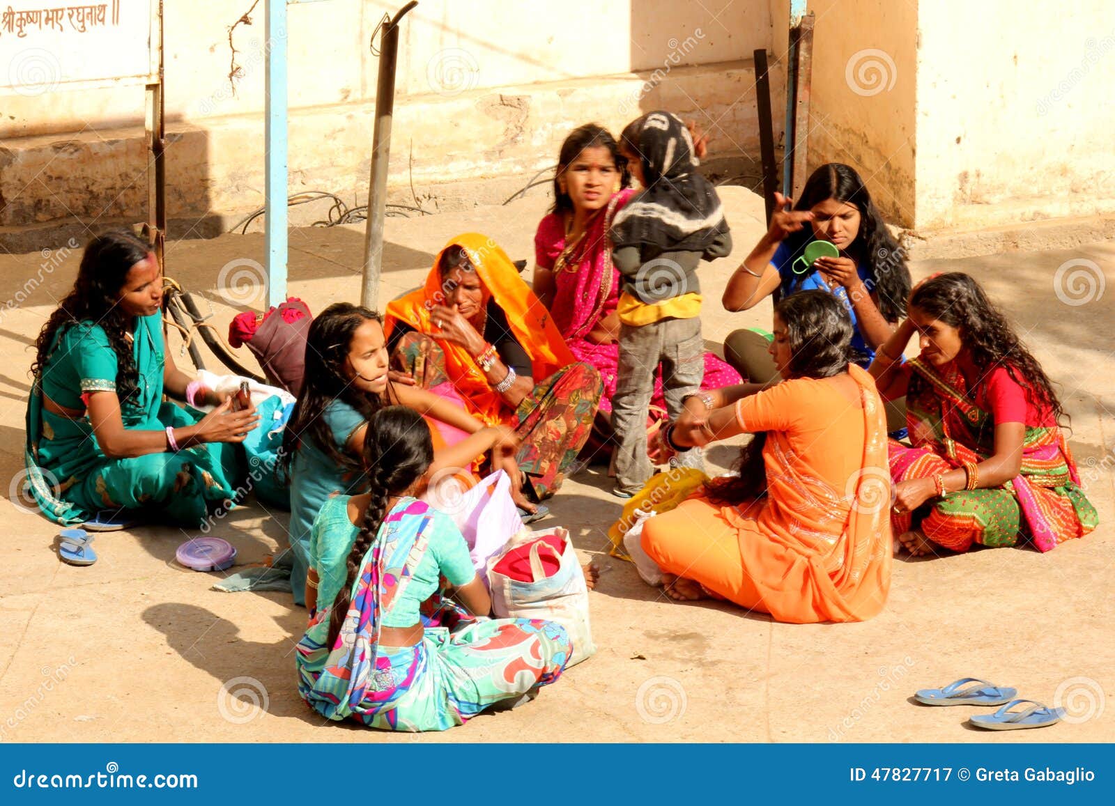 Flickor för grupppf-indier redaktionell arkivbild. Bild av flicka ...