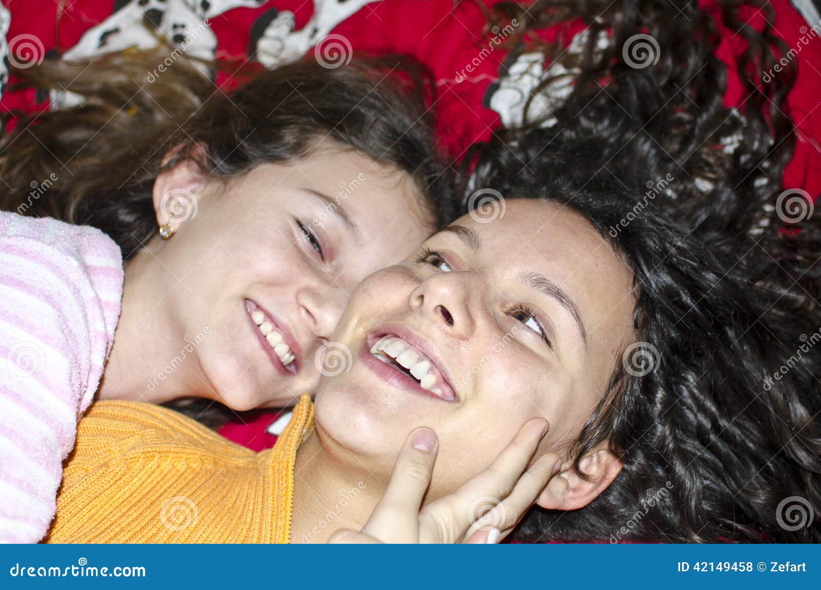 Flickor som ler och kramar arkivfoto. Bild av nyheterna - 42149458