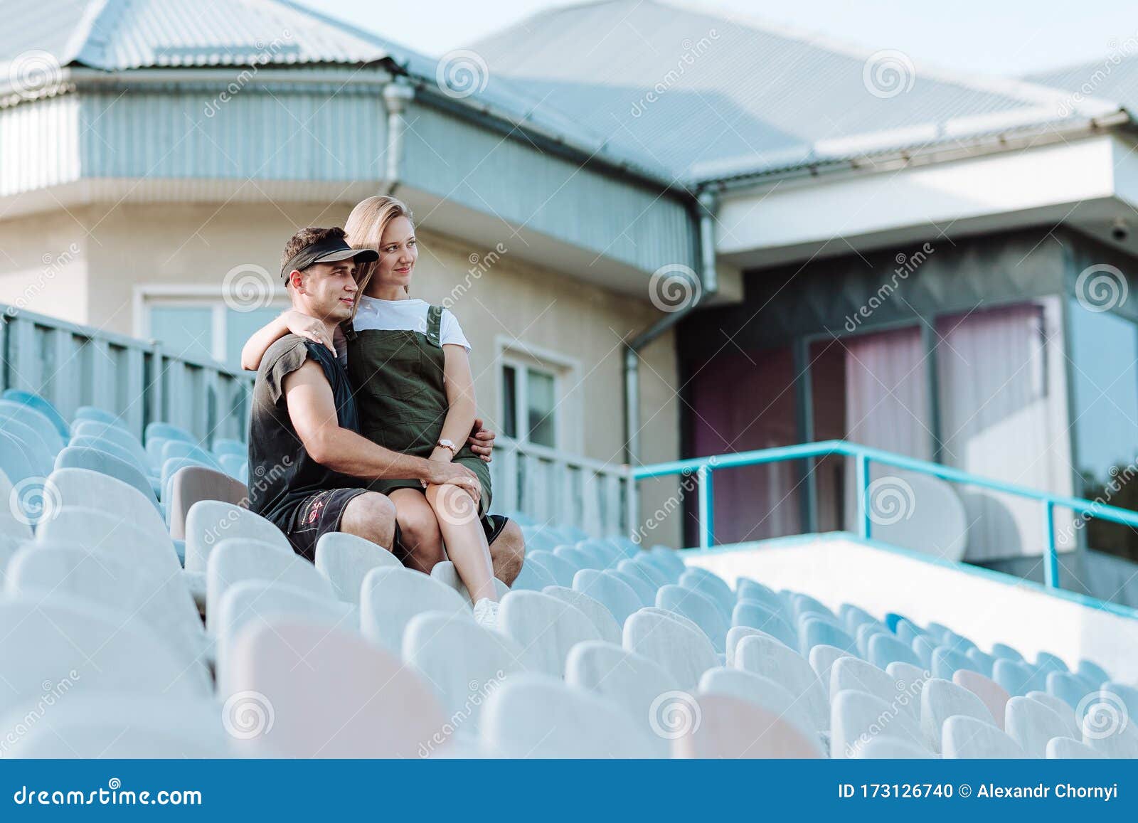 Flickor Som Sitter På Pojkar Knullar På Stadion Arkivfoto Bild Av