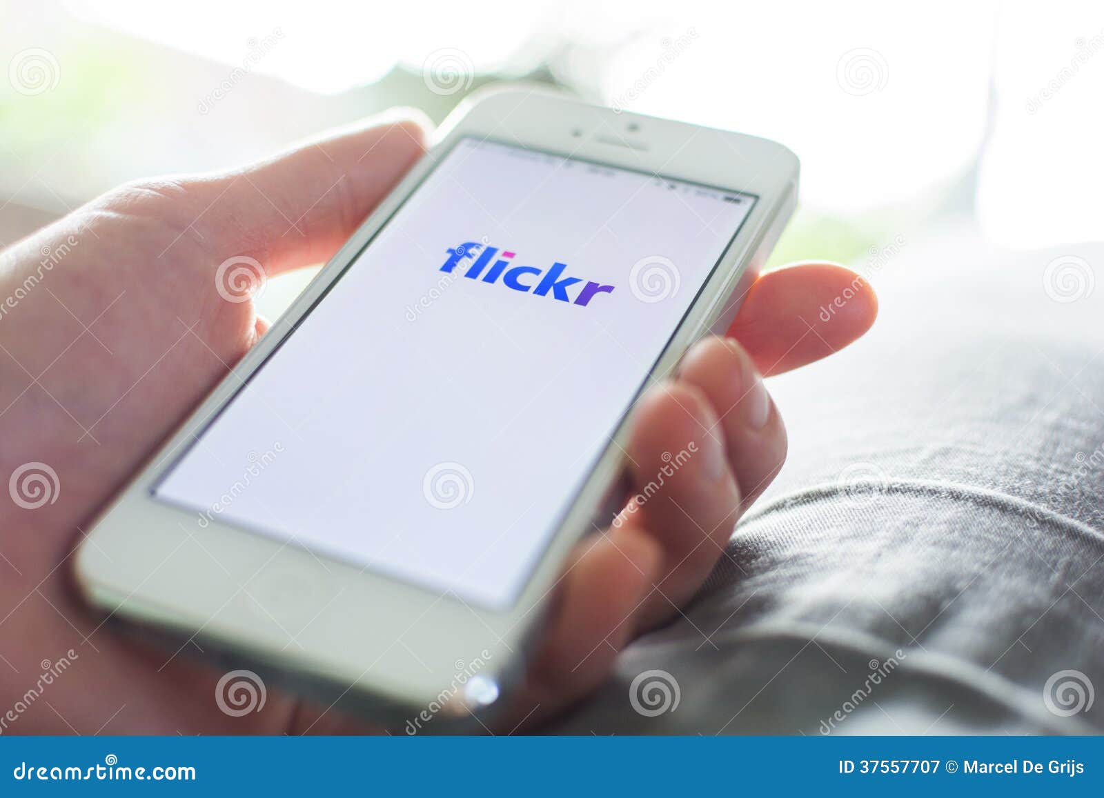 Flickr on smartphone editorial photography. Image of online - 37557707