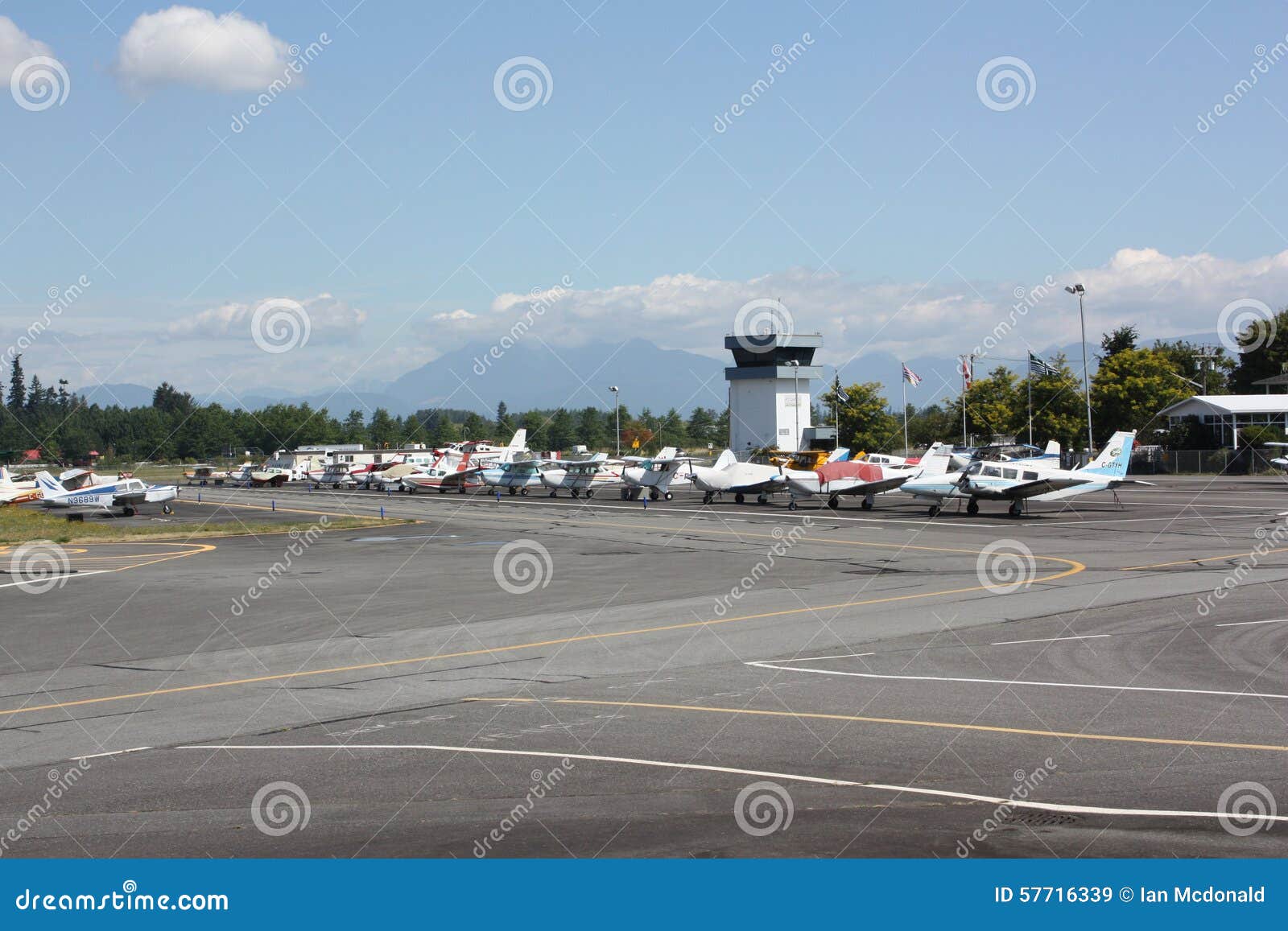 Flight Line editorial stock image. Image of line, cessna - 57716339