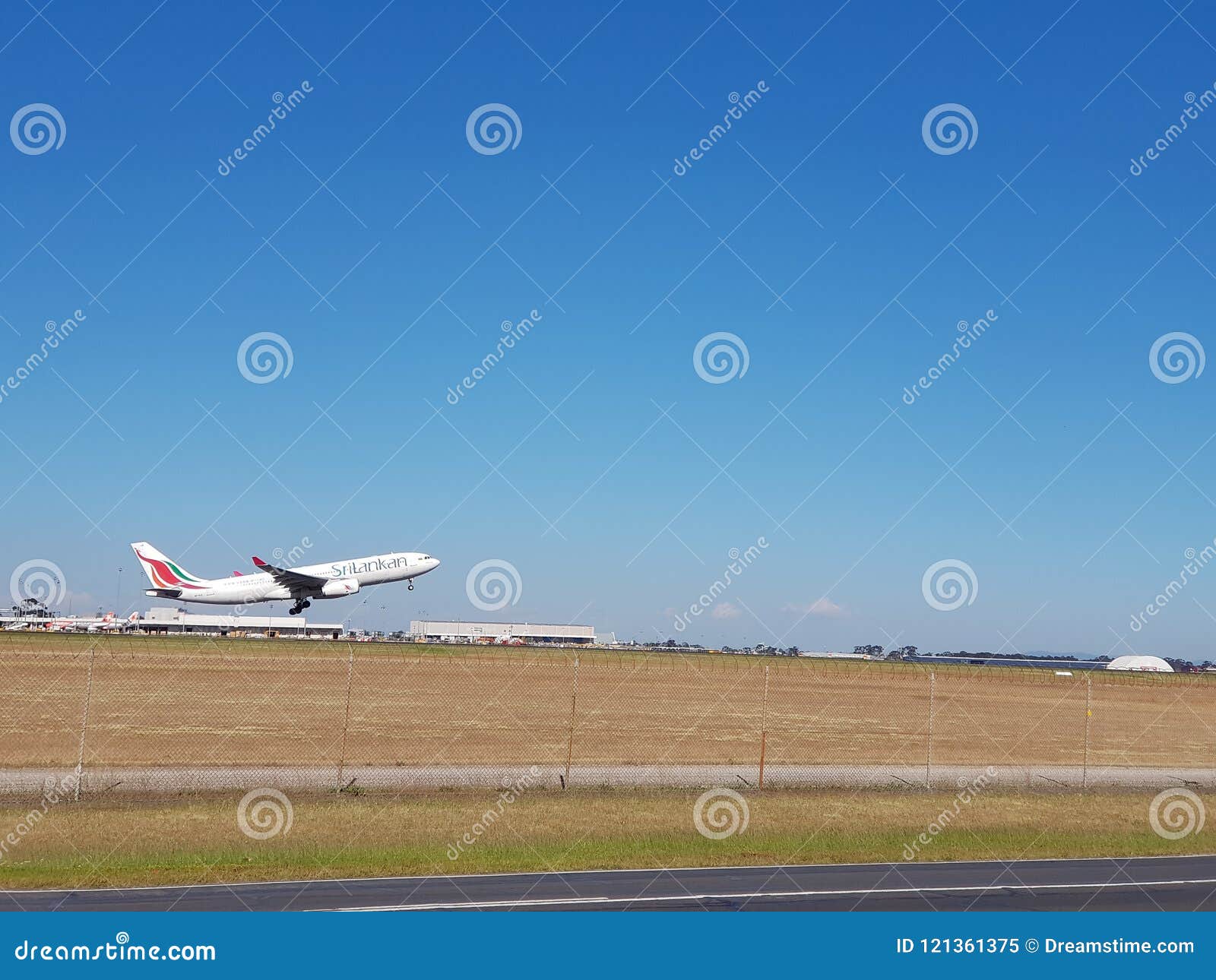 Flight taking off editorial image. Image of taking, airport - 121361375