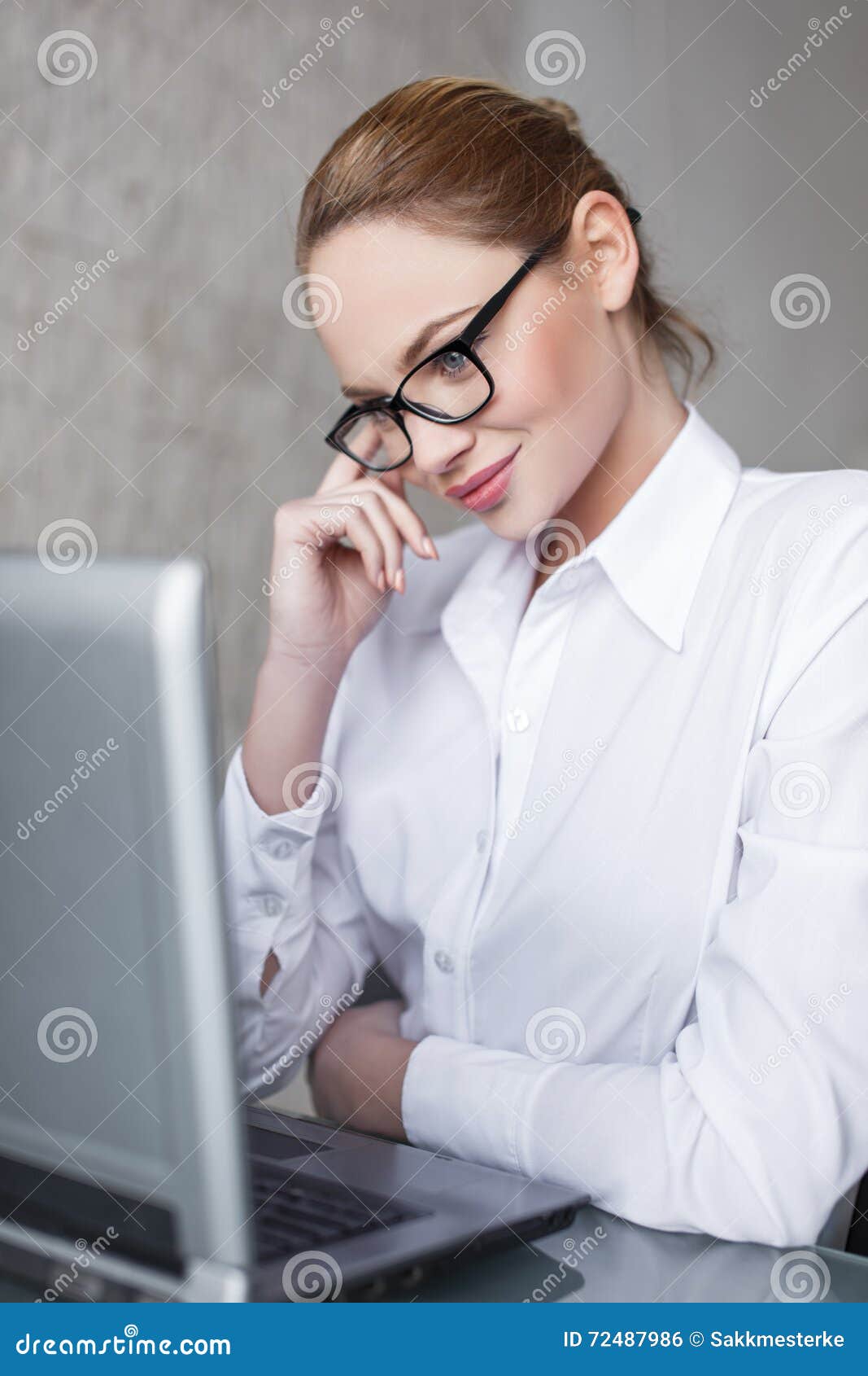 Flirt En Ligne De Femme Daffaires Blonde Sexy Dans Le Bureau Photo
