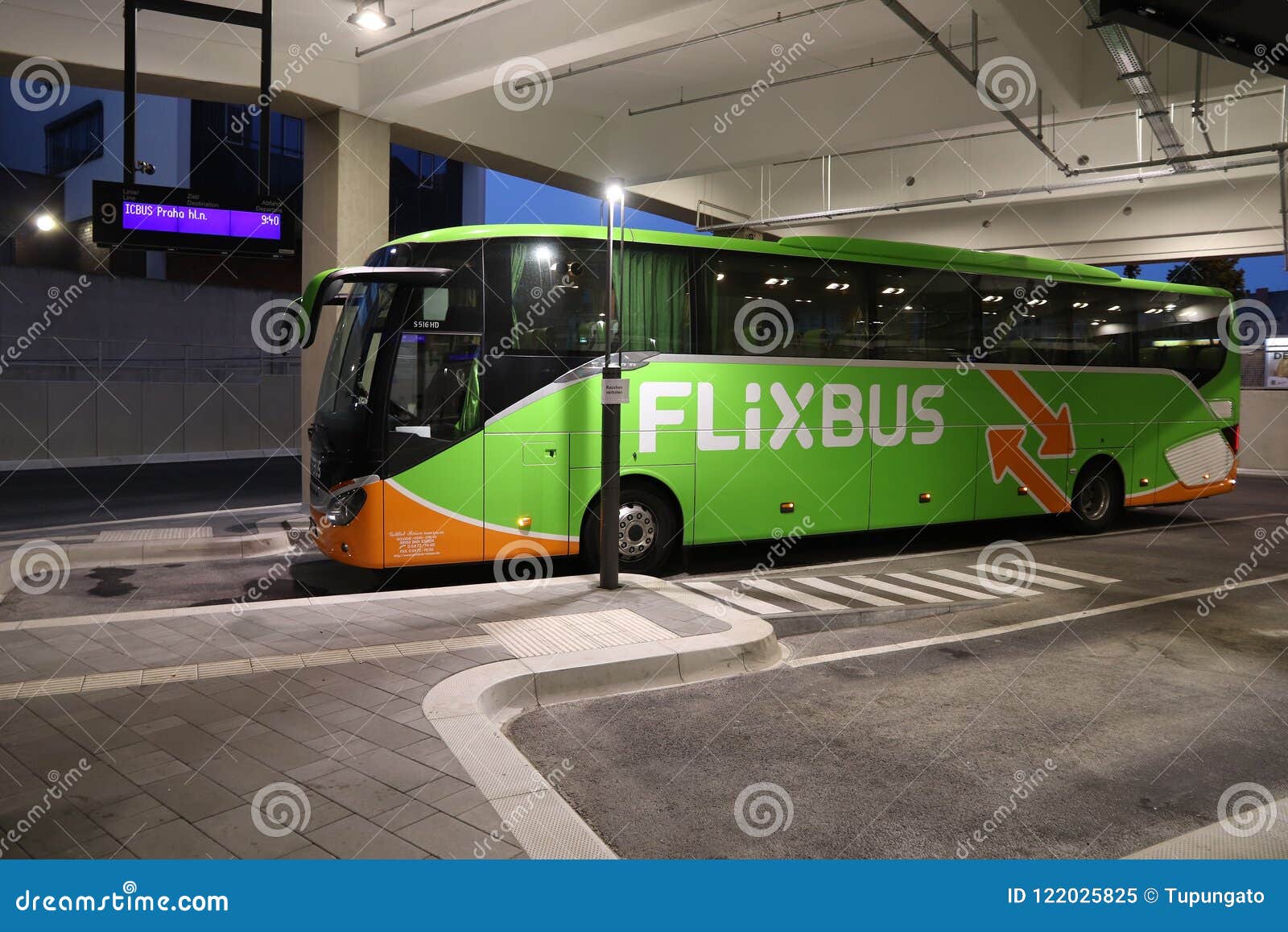 Flixbus en Europa imagen editorial. Imagen de interior - 122025825