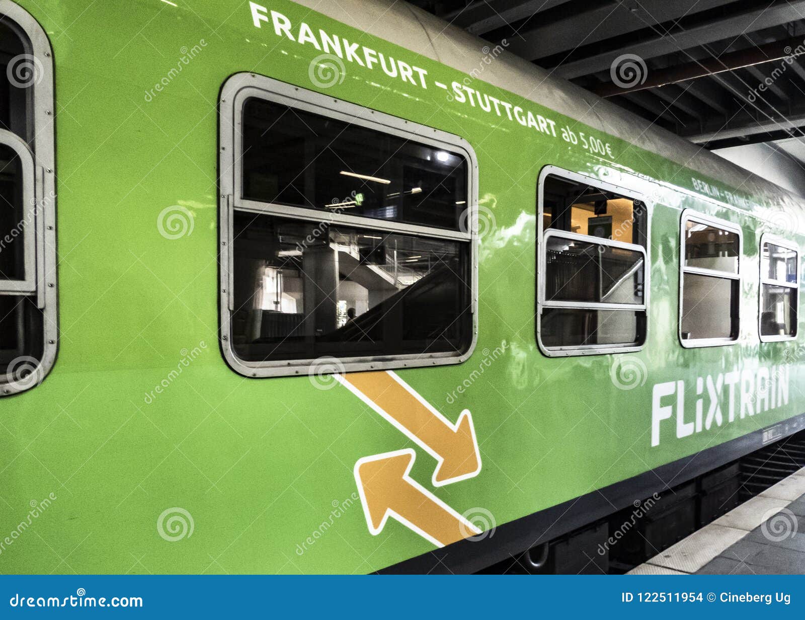 Flixtrain verde imagen de archivo editorial. Imagen de moderno - 122511954