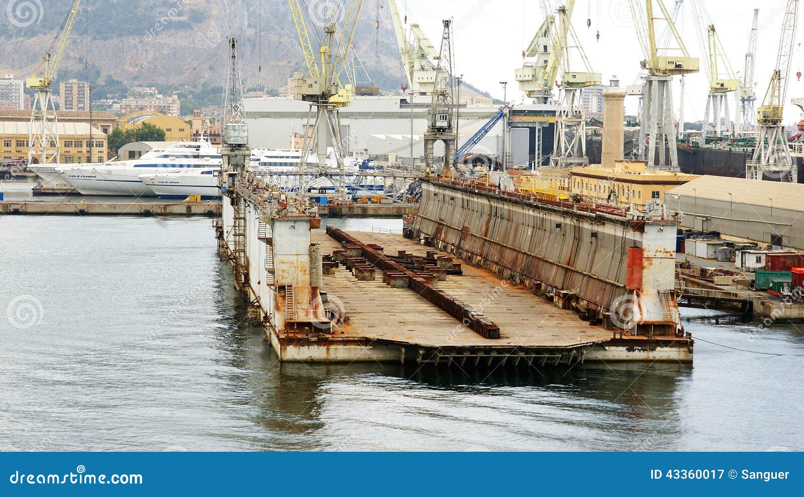 Floating docks in the port stock image. Image of docks - 43360017