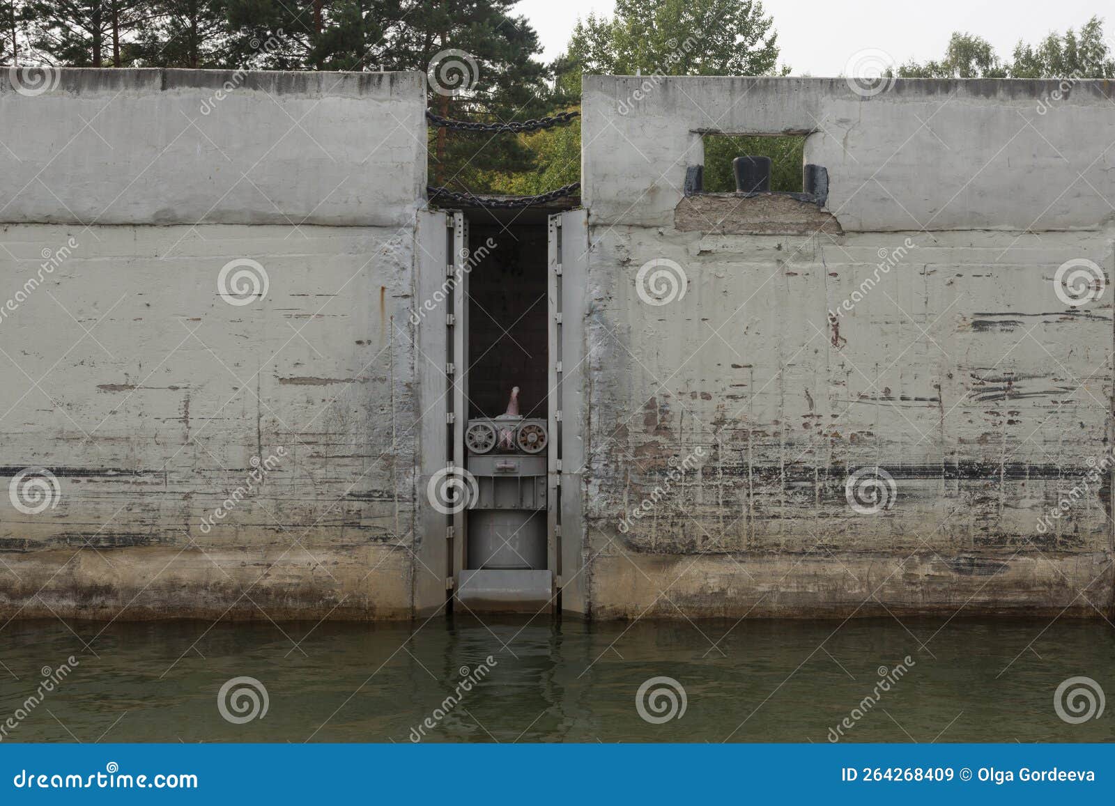 Floating Eye is a Movable Mooring Device Used in Locks for Fixing Ships ...